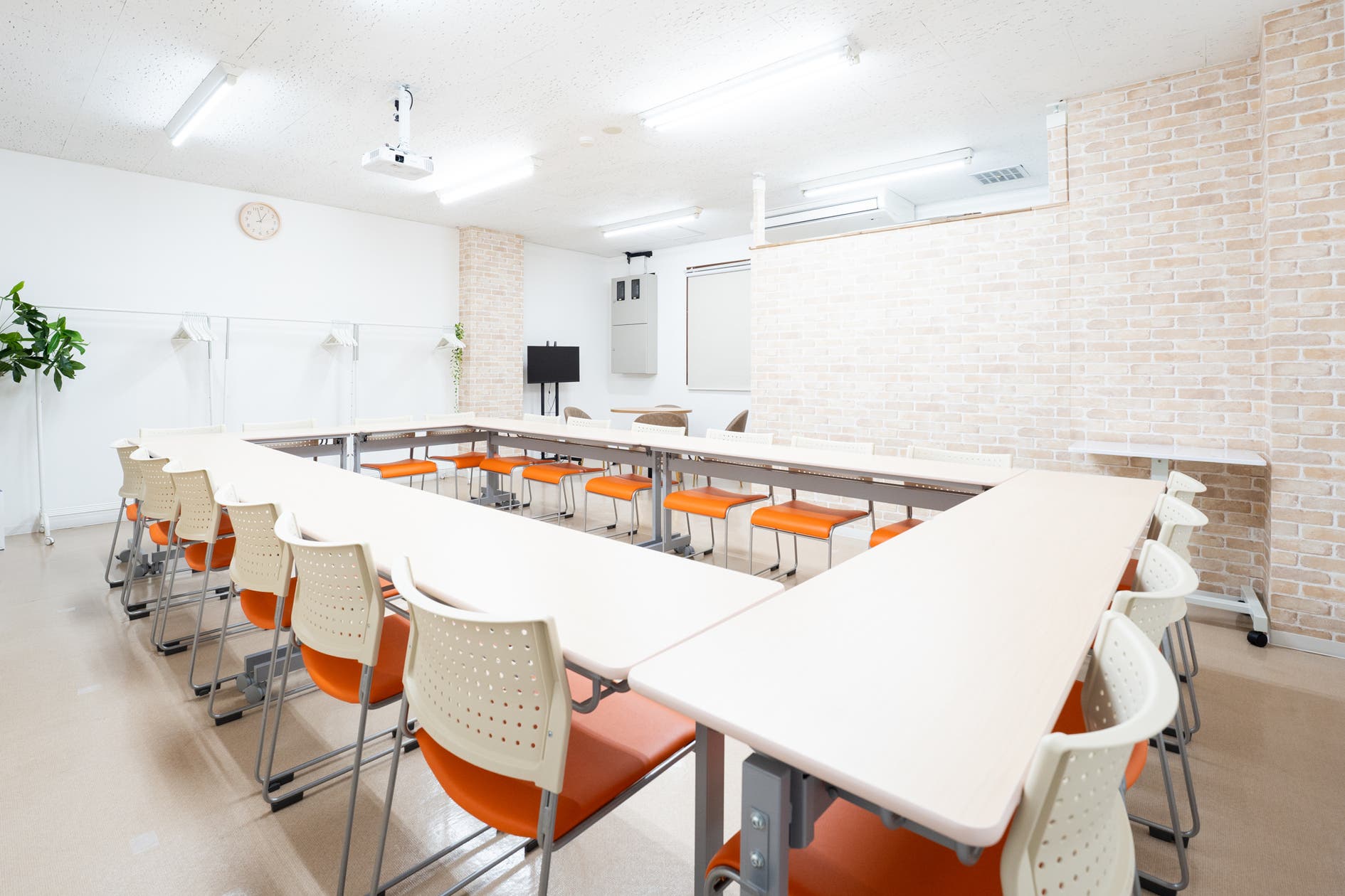 本厚木駅徒歩3分/最大28名着席/セミナーや打合に最適/パーティーにも🎄/飲食物持込OK🍕/控室あり/Wi-Fi/少人数OKの写真7