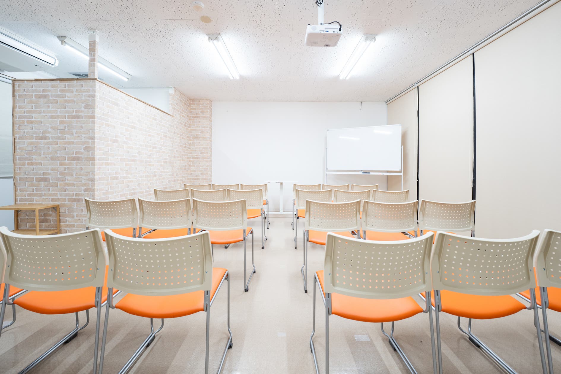 本厚木駅徒歩3分/最大28名着席/セミナーや打合に最適/パーティーにも🎄/飲食物持込OK🍕/控室あり/Wi-Fi/少人数OKの写真8