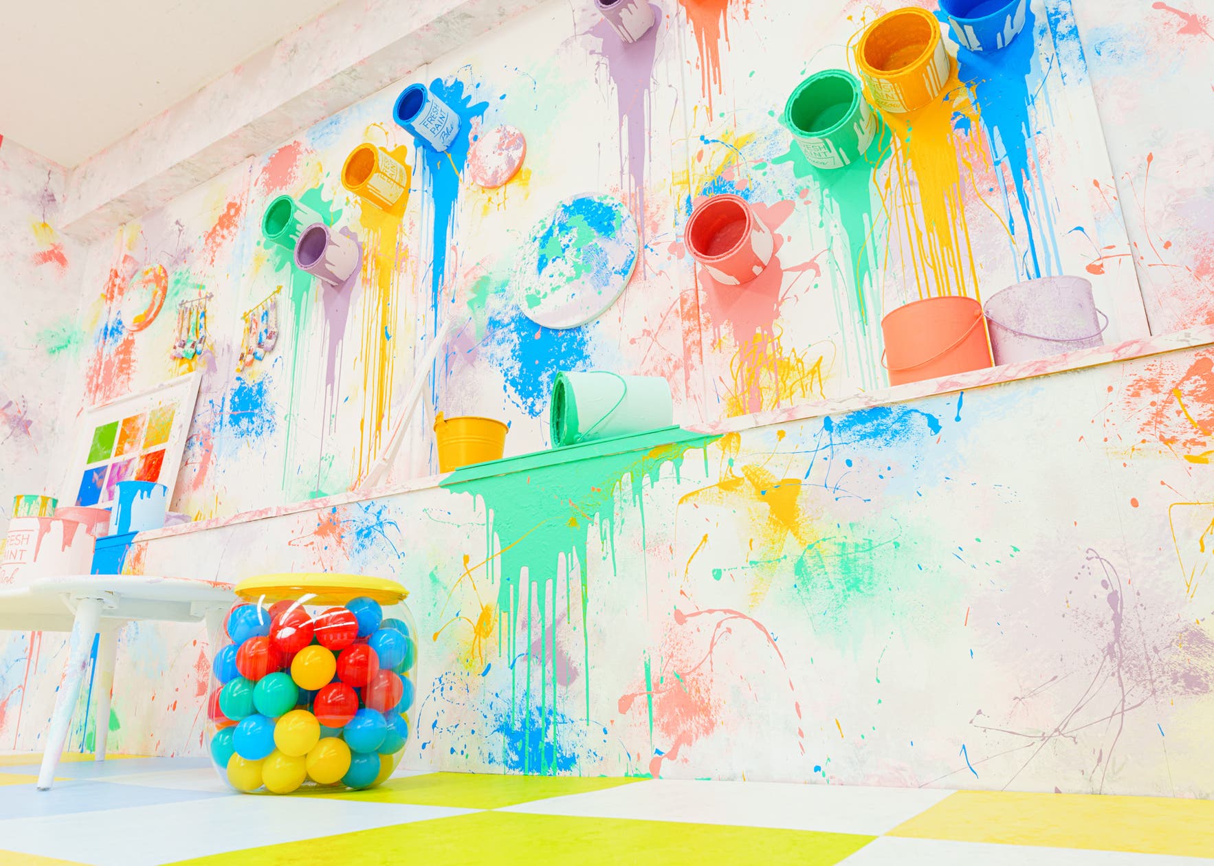 【ゼロスタジオ】カラフル&派手な壁　アメリカン　広い控室のハウススタジオ　120㎡の広々余裕な空間　 TVや雑誌の撮影実績多数！の写真3