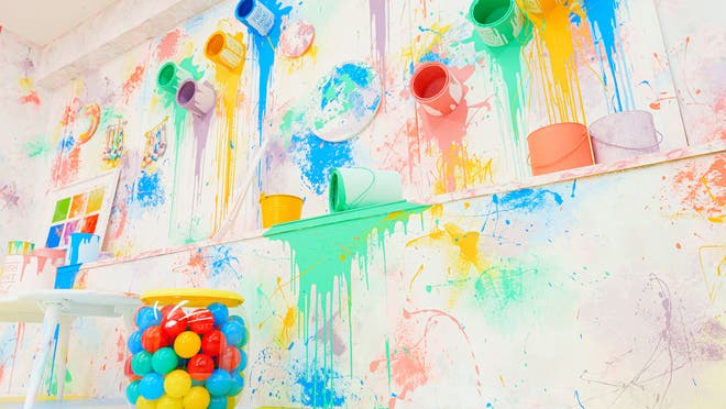 【ゼロスタジオ】カラフル&派手な壁 アメリカン 広い控室のハウススタジオ 120㎡の広々余裕な空間 TVや雑誌の撮影実績多数!の写真3