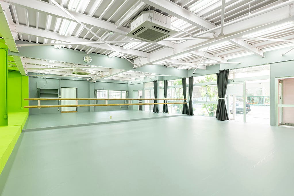 100㎡超全面リノリウム30人以上利用可能クロマキー専用撮影スペース完備桃谷徒歩2分定期利用可能レンタルスタジオ鶴橋桃谷の写真1