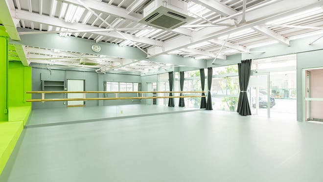 100㎡超全面リノリウム30人以上利用可能クロマキー専用撮影スペース完備桃谷徒歩2分定期利用可能レンタルスタジオ鶴橋桃谷の写真1