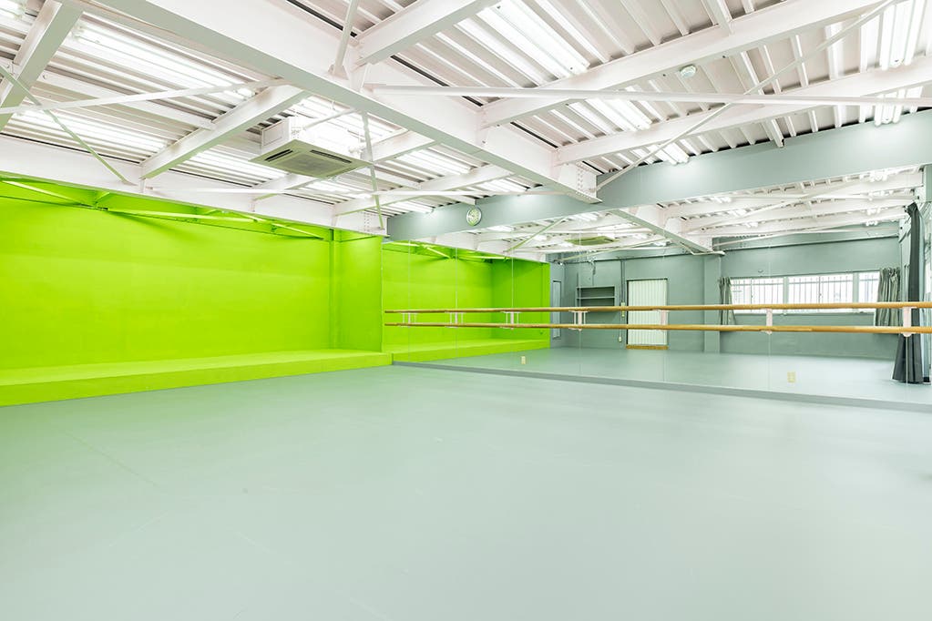 100㎡超全面リノリウム30人以上利用可能クロマキー専用撮影スペース完備桃谷徒歩2分定期利用可能レンタルスタジオ鶴橋桃谷の写真2