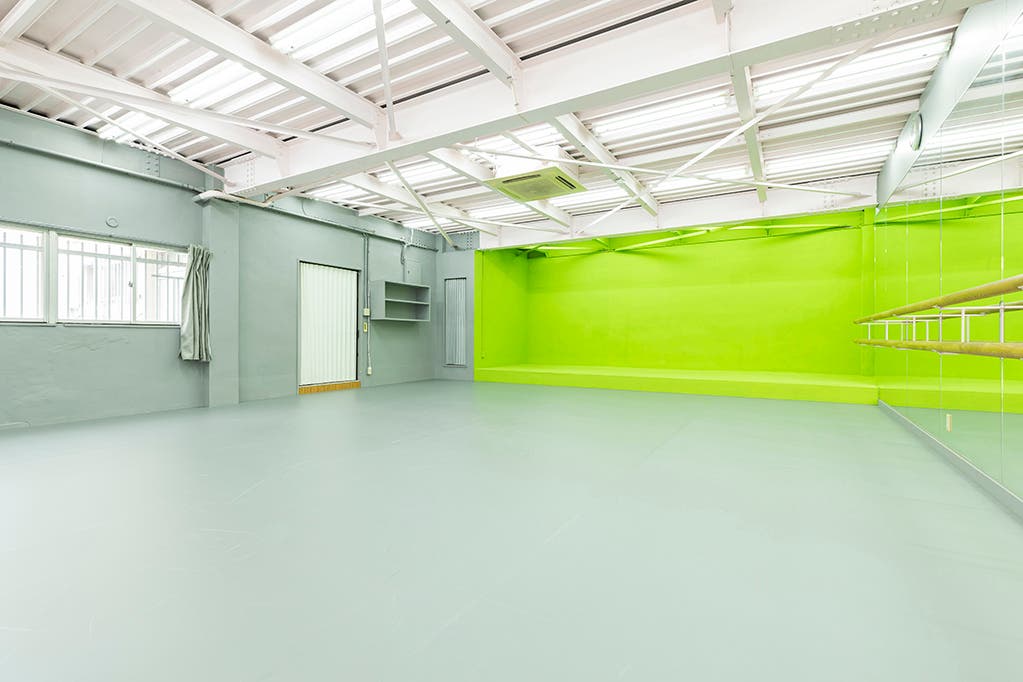 100㎡超全面リノリウム30人以上利用可能クロマキー専用撮影スペース完備桃谷徒歩2分定期利用可能レンタルスタジオ鶴橋桃谷の写真4