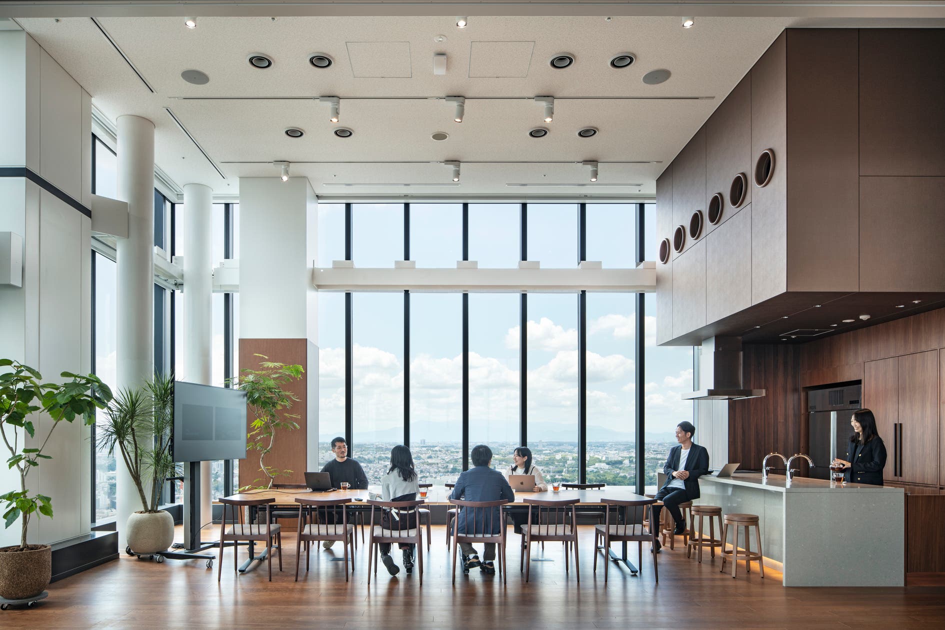 【横浜駅直結】58㎡/地上42階から横浜を一望できる・天高最長5.11mで開放的な雰囲気のホールです。の写真6