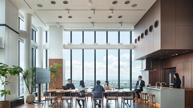 【横浜駅直結】58㎡/地上42階から横浜を一望できる・天高最長5.11mで開放的な雰囲気のホールです。の写真6