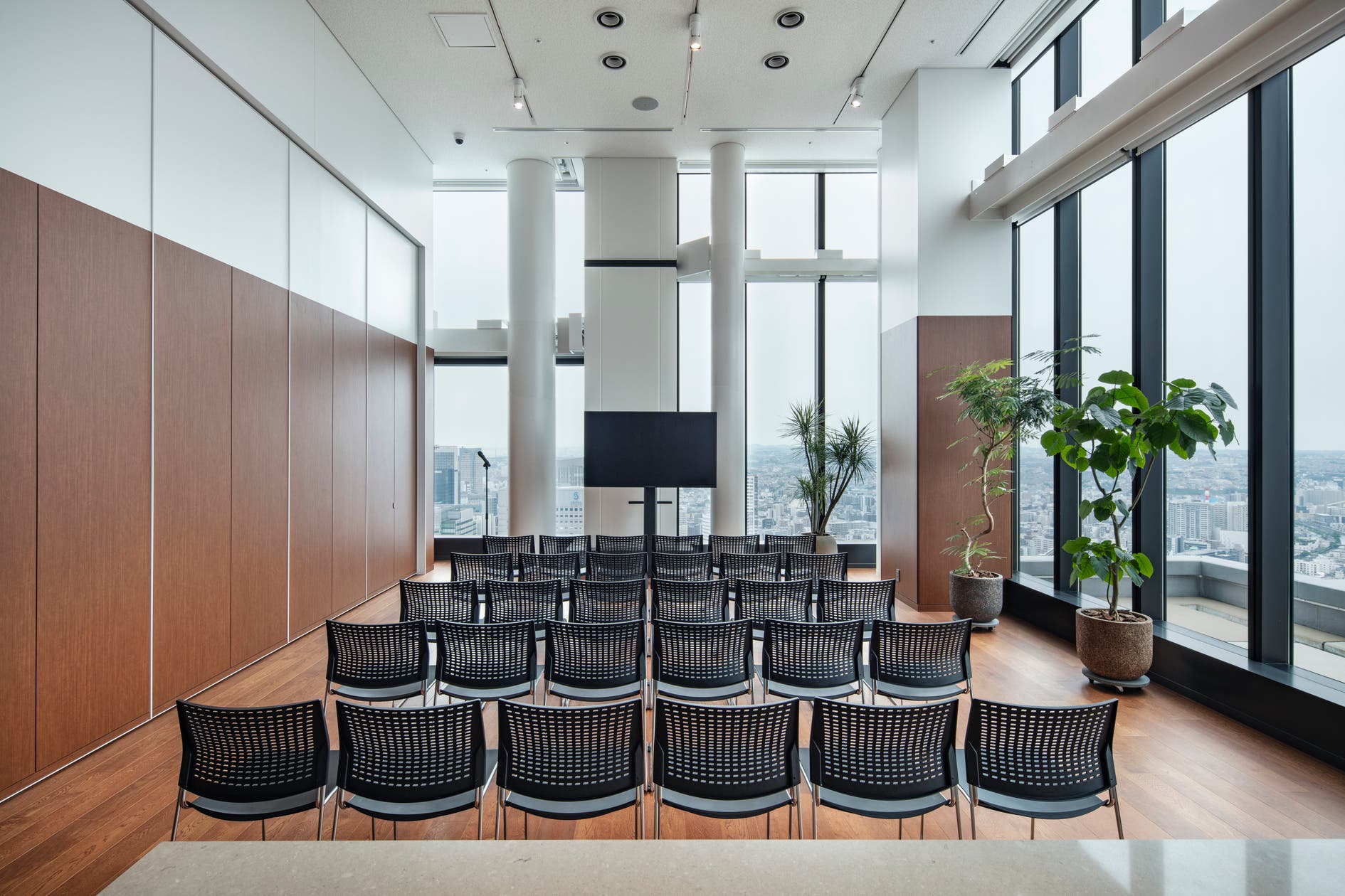 【横浜駅直結】58㎡/地上42階から横浜を一望できる・天高最長5.11mで開放的な雰囲気のホールです。の写真4