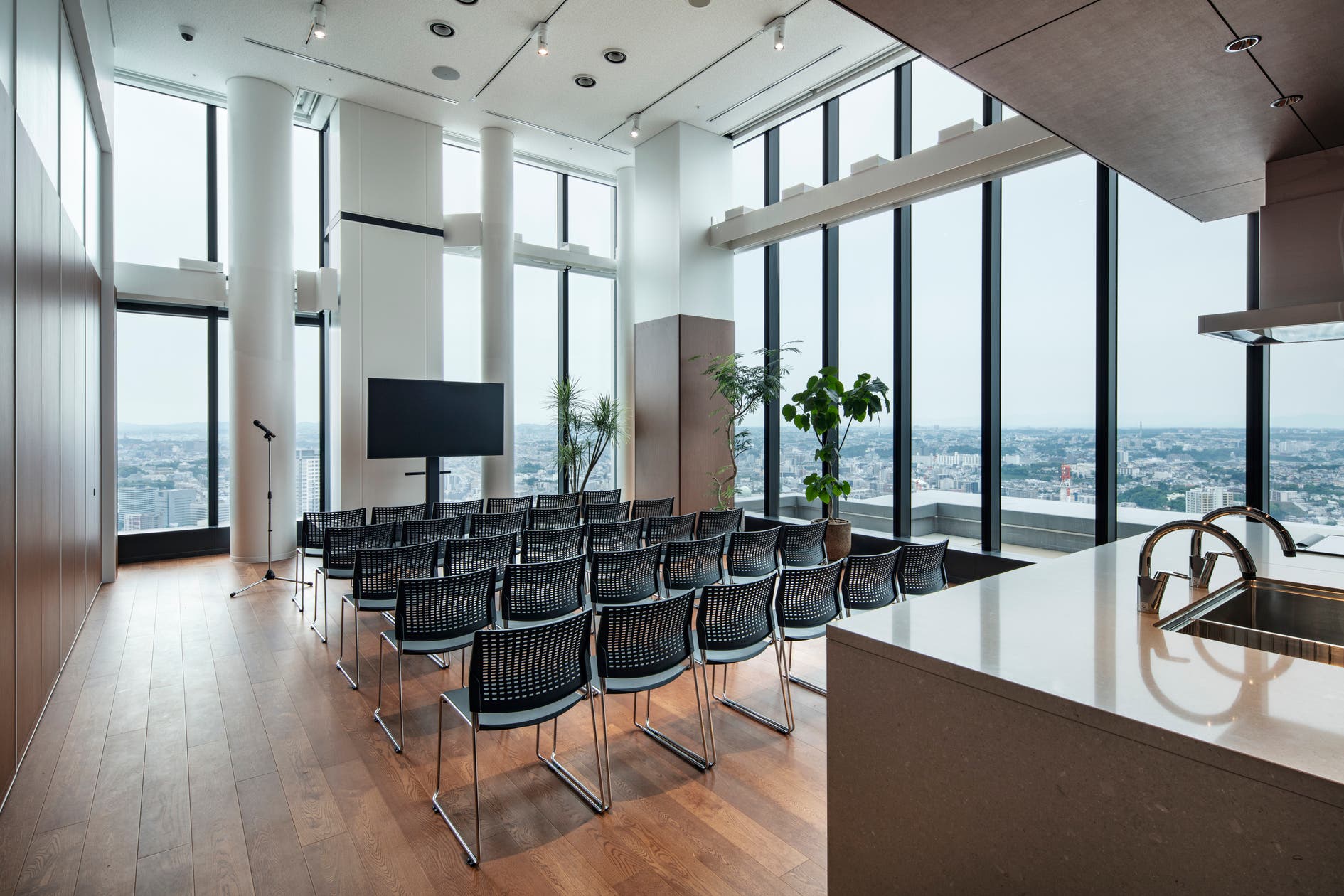 【横浜駅直結】58㎡/地上42階から横浜を一望できる・天高最長5.11mで開放的な雰囲気のホールです。の写真5