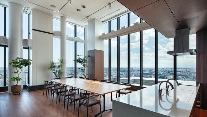 【横浜駅直結】58㎡/地上42階から横浜を一望できる・天高最長5.11mで開放的な雰囲気のホールです。の写真2