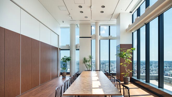 【横浜駅直結】58㎡/地上42階から横浜を一望できる・天高最長5.11mで開放的な雰囲気のホールです。の写真3