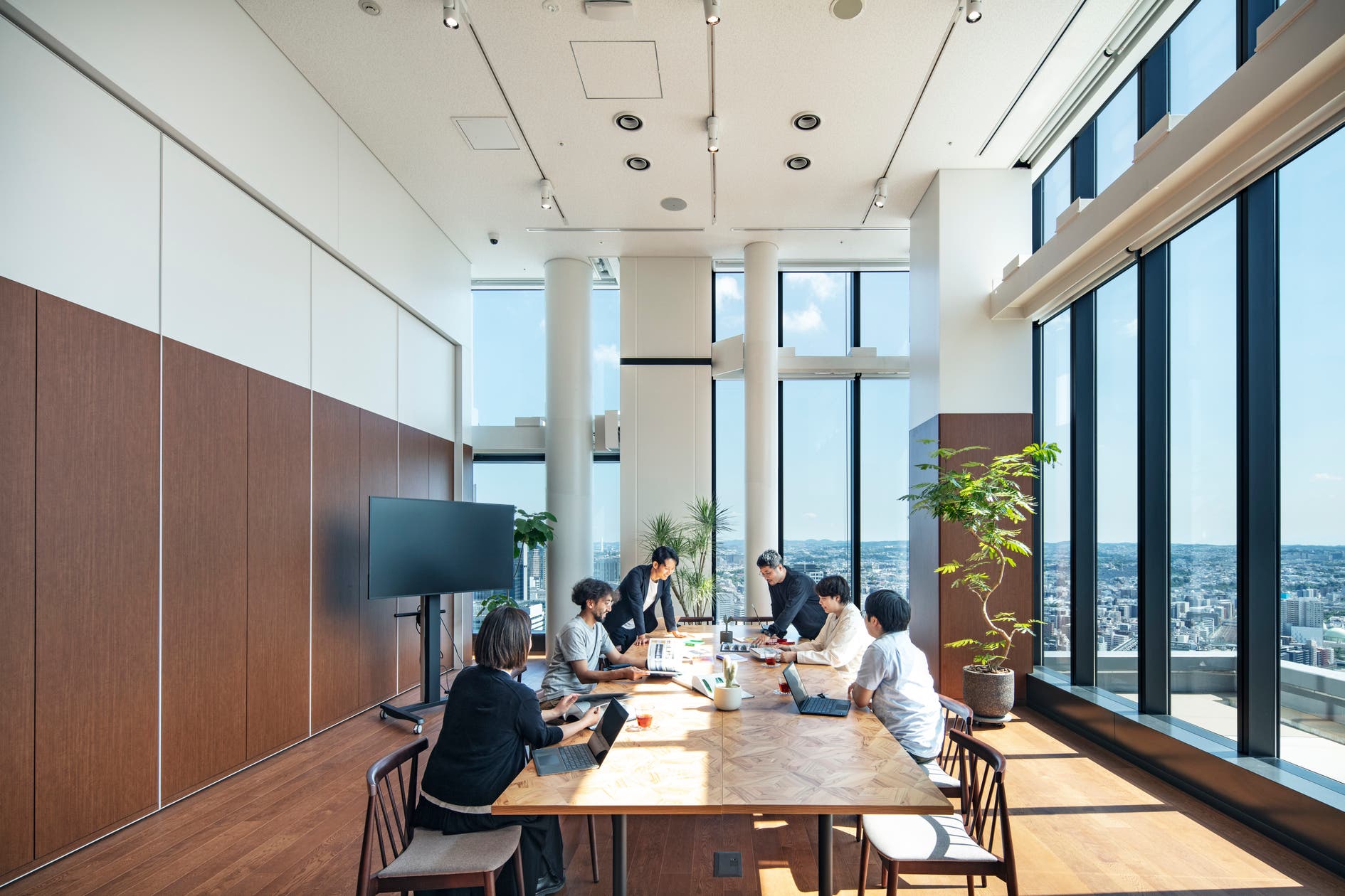 【横浜駅直結】58㎡/地上42階から横浜を一望できる・天高最長5.11mで開放的な雰囲気のホールです。の写真7