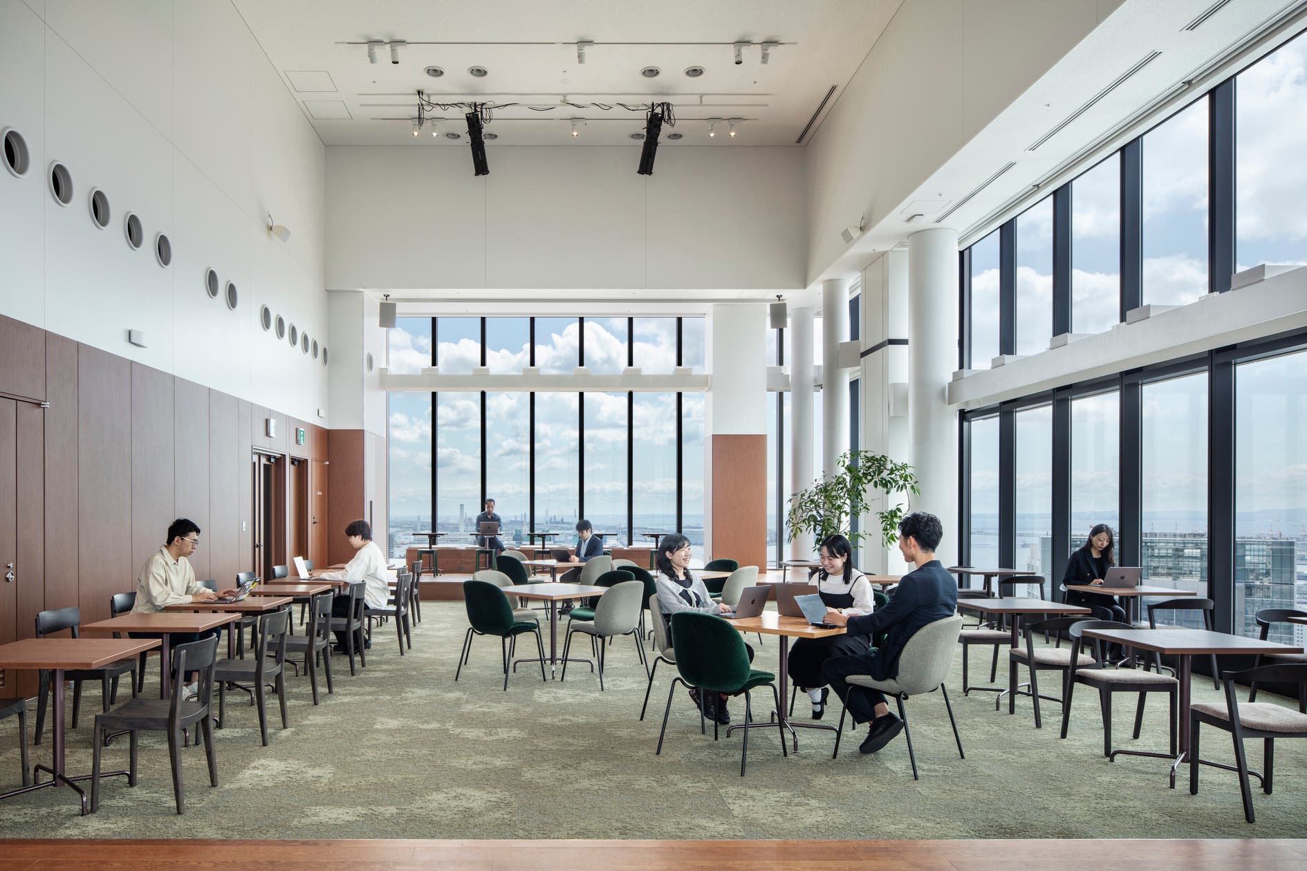 【横浜駅直結】124㎡/地上42階から横浜を一望できる・天高最長7.5mで開放的な雰囲気のホールです。の写真4