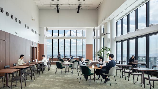 【横浜駅直結】124㎡/地上42階から横浜を一望できる・天高最長7.5mで開放的な雰囲気のホールです。の写真4