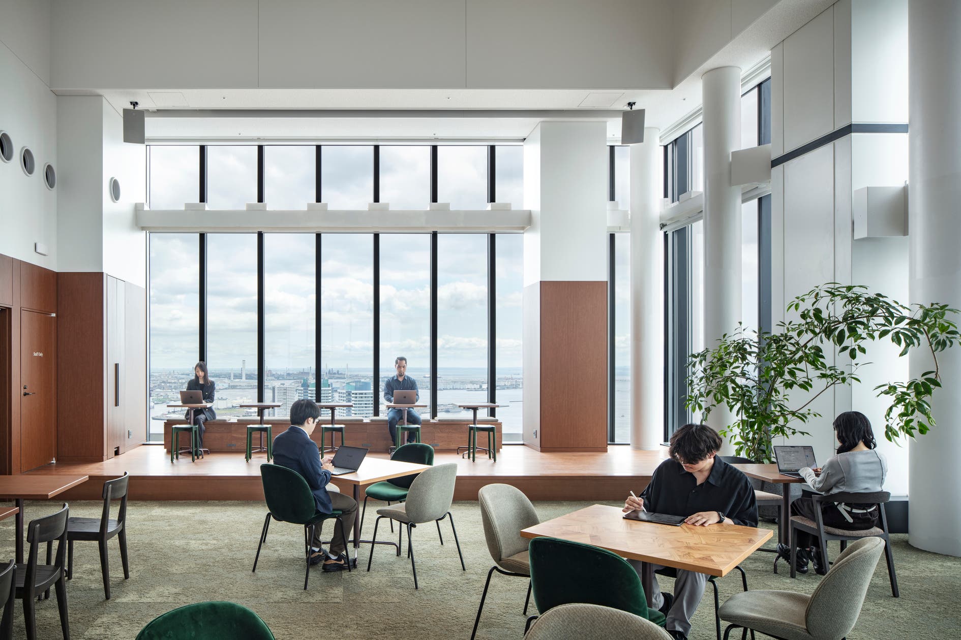 【横浜駅直結】124㎡/地上42階から横浜を一望できる・天高最長7.5mで開放的な雰囲気のホールです。の写真6