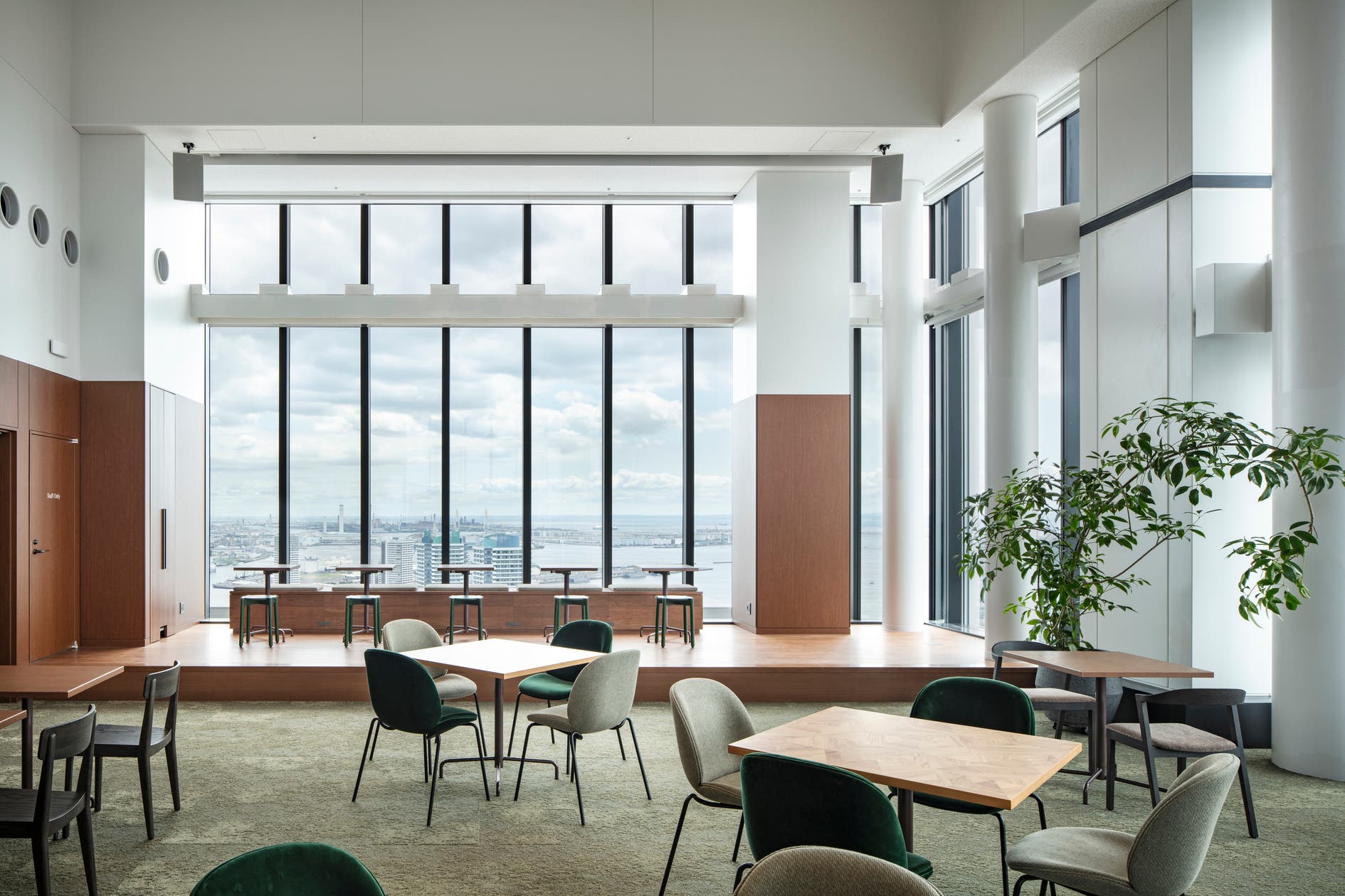 【横浜駅直結】124㎡/地上42階から横浜を一望できる・天高最長7.5mで開放的な雰囲気のホールです。の写真5