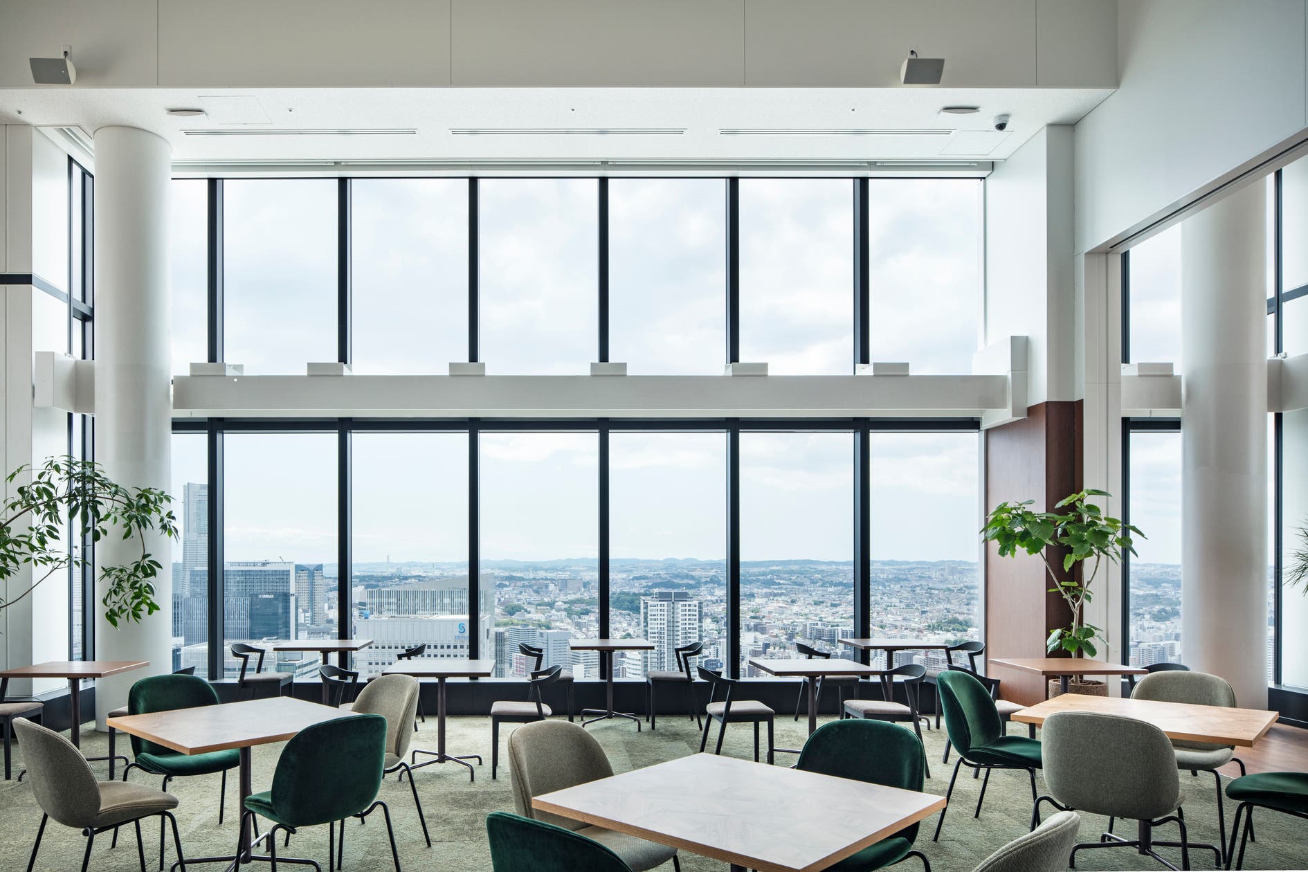 【横浜駅直結】124㎡/地上42階から横浜を一望できる・天高最長7.5mで開放的な雰囲気のホールです。の写真7