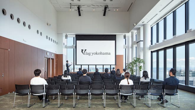 【横浜駅直結】124㎡/地上42階から横浜を一望できる・天高最長7.5mで開放的な雰囲気のホールです。の写真2