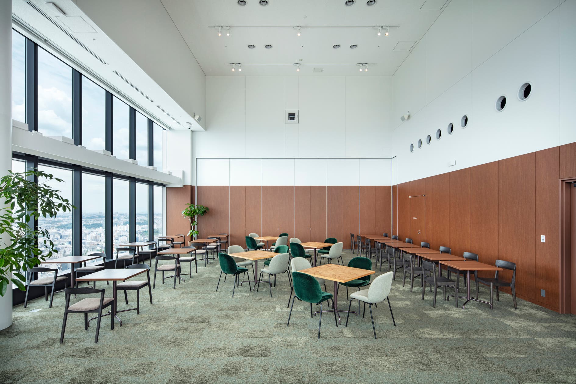 【横浜駅直結】124㎡/地上42階から横浜を一望できる・天高最長7.5mで開放的な雰囲気のホールです。の写真9