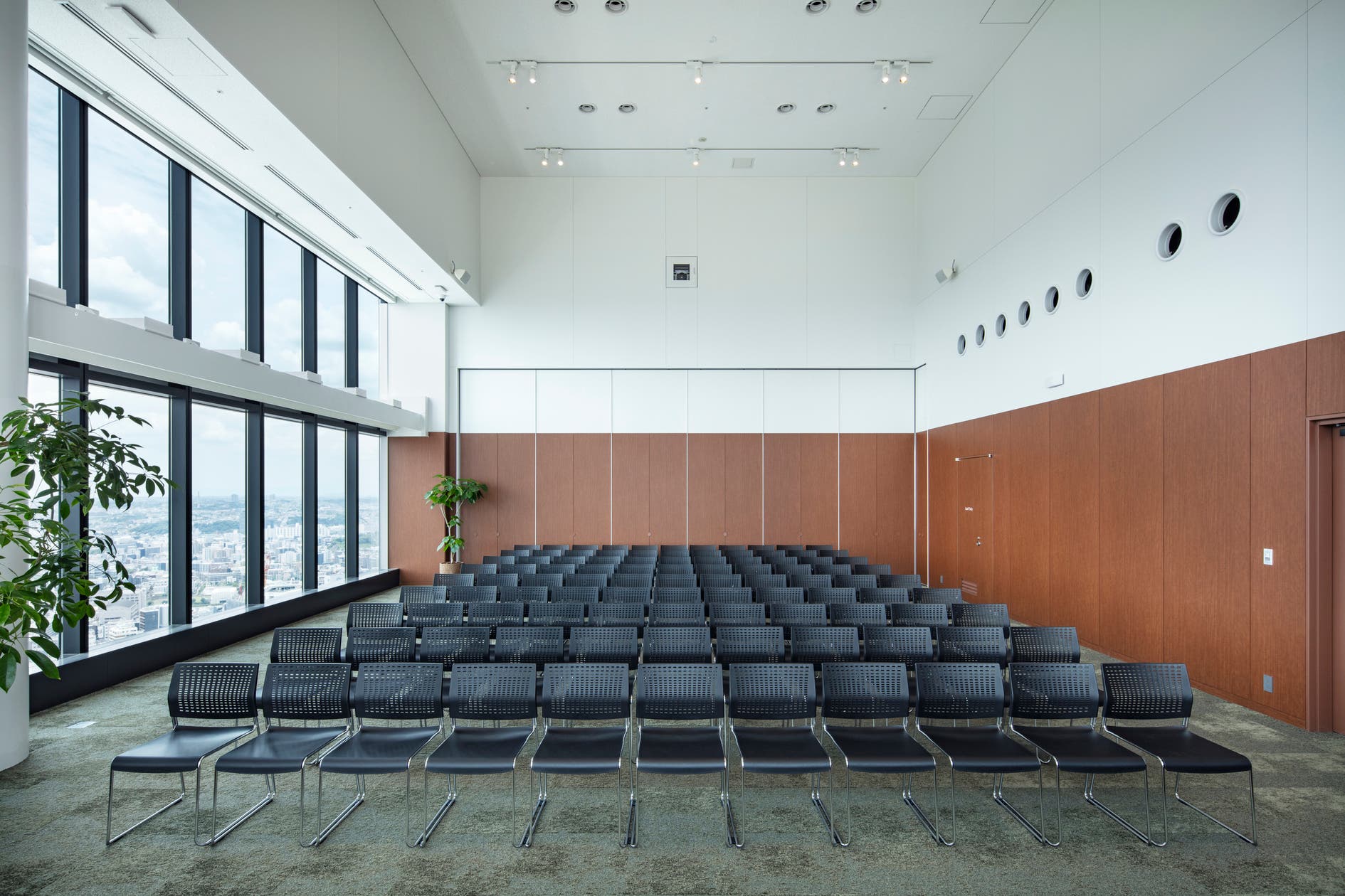 【横浜駅直結】124㎡/地上42階から横浜を一望できる・天高最長7.5mで開放的な雰囲気のホールです。の写真10