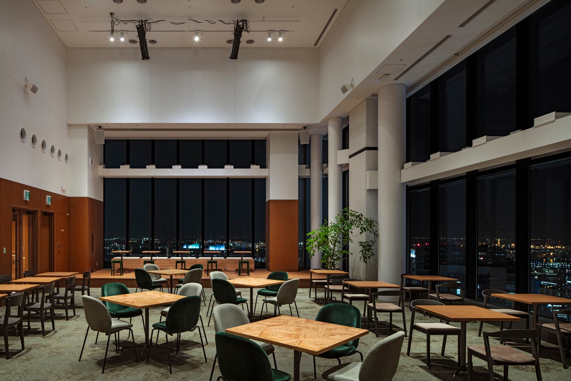 【横浜駅直結】124㎡/地上42階から横浜を一望できる・天高最長7.5mで開放的な雰囲気のホールです。の写真11