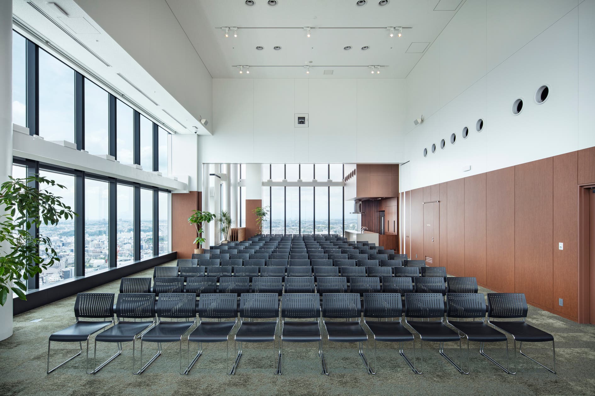 【横浜駅直結】182㎡/地上42階から横浜を一望できる・天高最長7.5mで開放的な雰囲気のホールです。の写真3