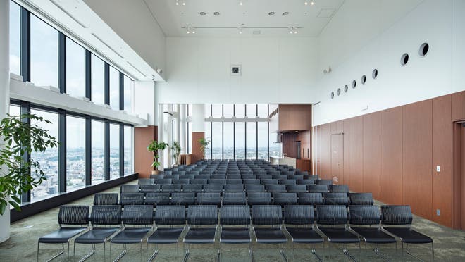 【横浜駅直結】182㎡/地上42階から横浜を一望できる・天高最長7.5mで開放的な雰囲気のホールです。の写真3