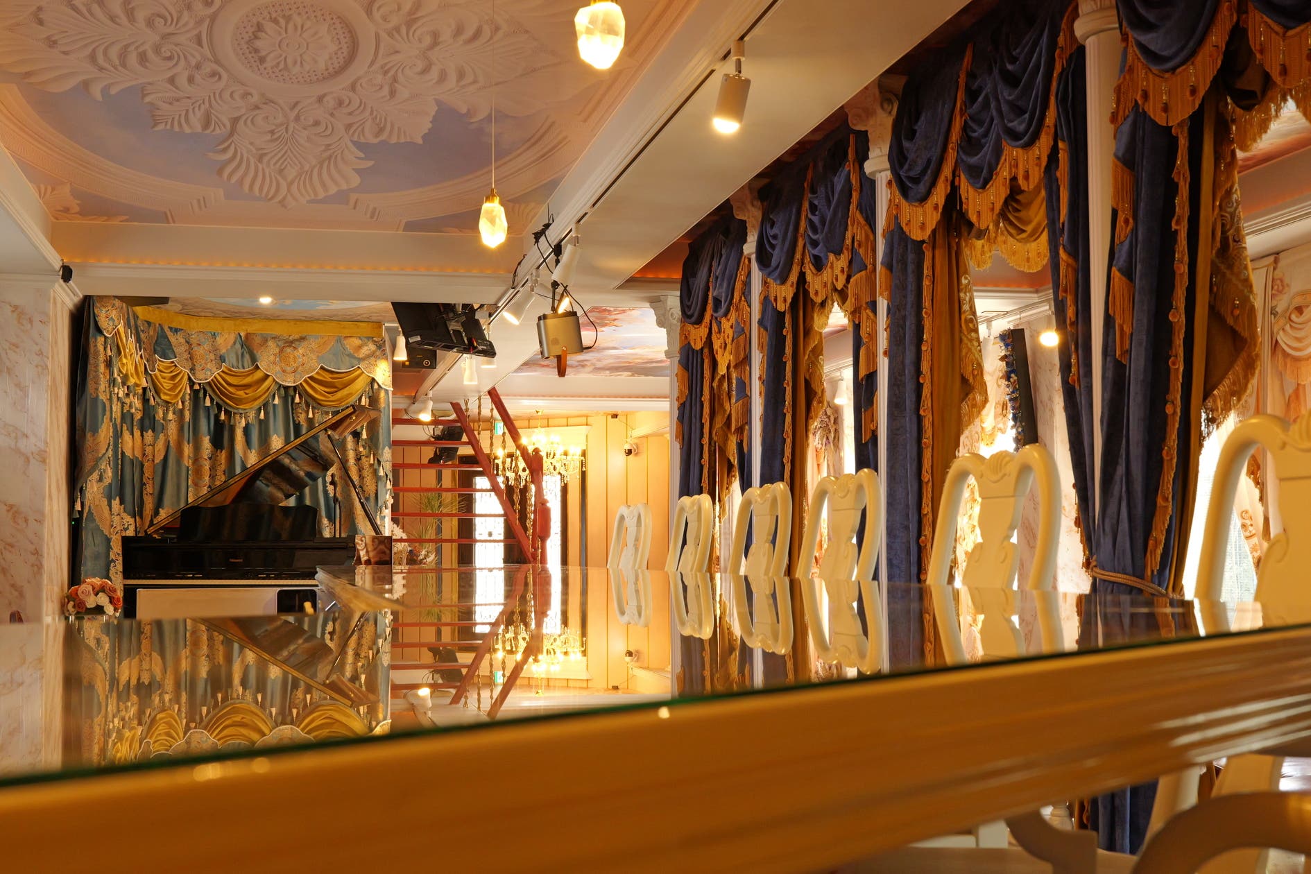 オリオン通り至近の175㎡路面店まるごと貸✨クラシカルな宮殿×姫系空間💕自然光🌅ピアノ🎹パーティー🍷プロジェクター📹の写真4