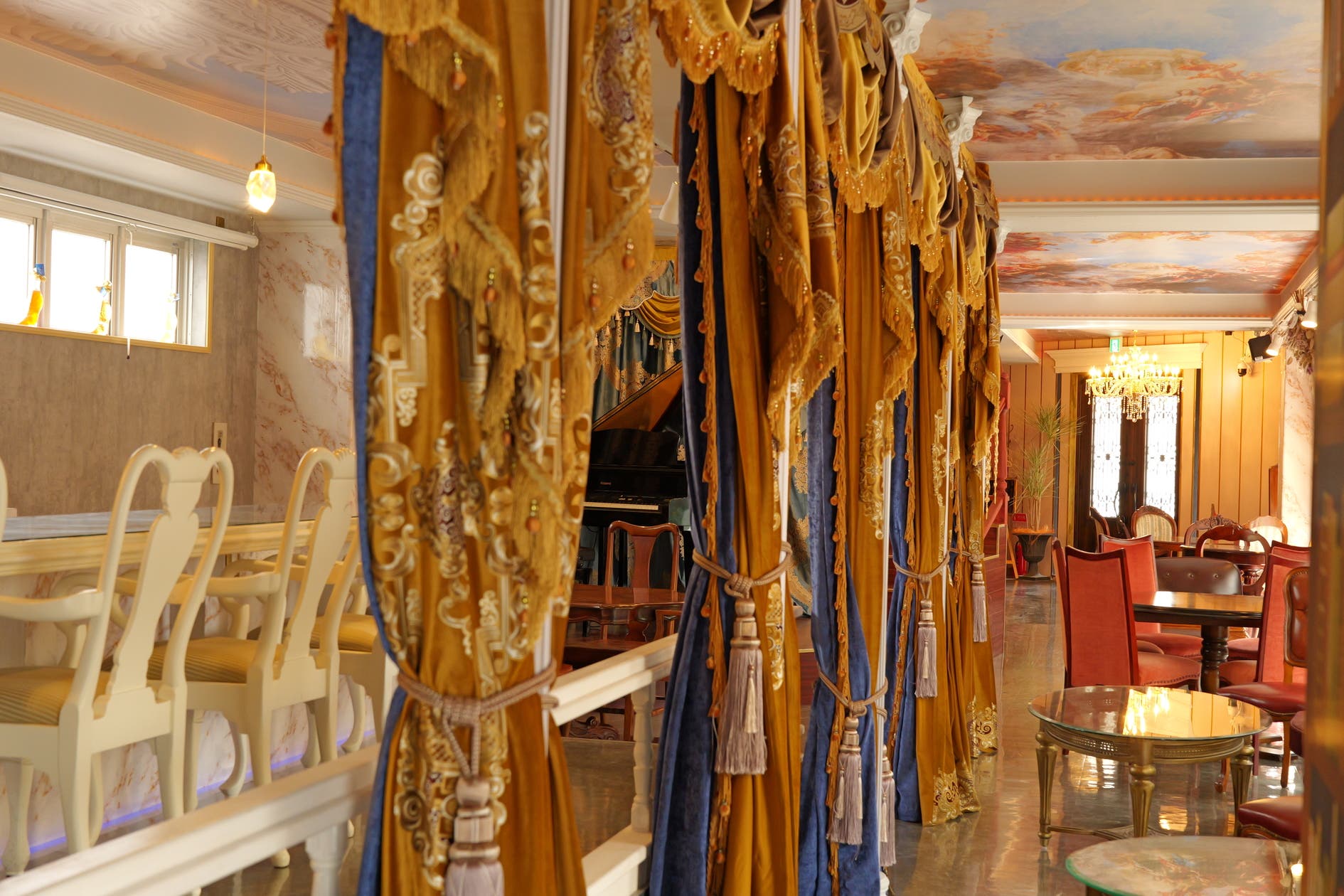 オリオン通り至近の175㎡路面店まるごと貸✨クラシカルな宮殿×姫系空間💕自然光🌅ピアノ🎹パーティー🍷プロジェクター📹の写真5