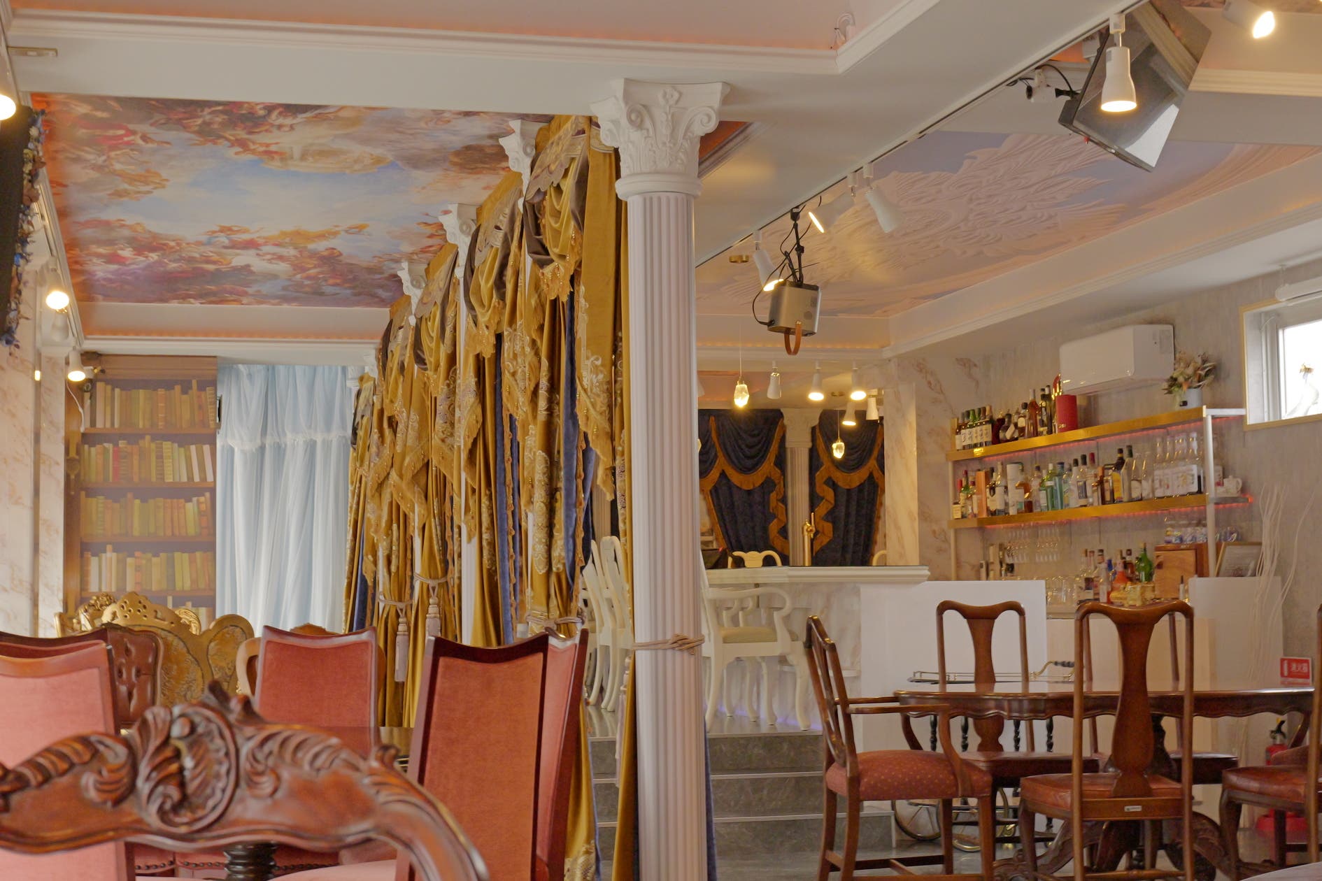 オリオン通り至近の175㎡路面店まるごと貸✨クラシカルな宮殿×姫系空間💕自然光🌅ピアノ🎹パーティー🍷プロジェクター📹の写真3