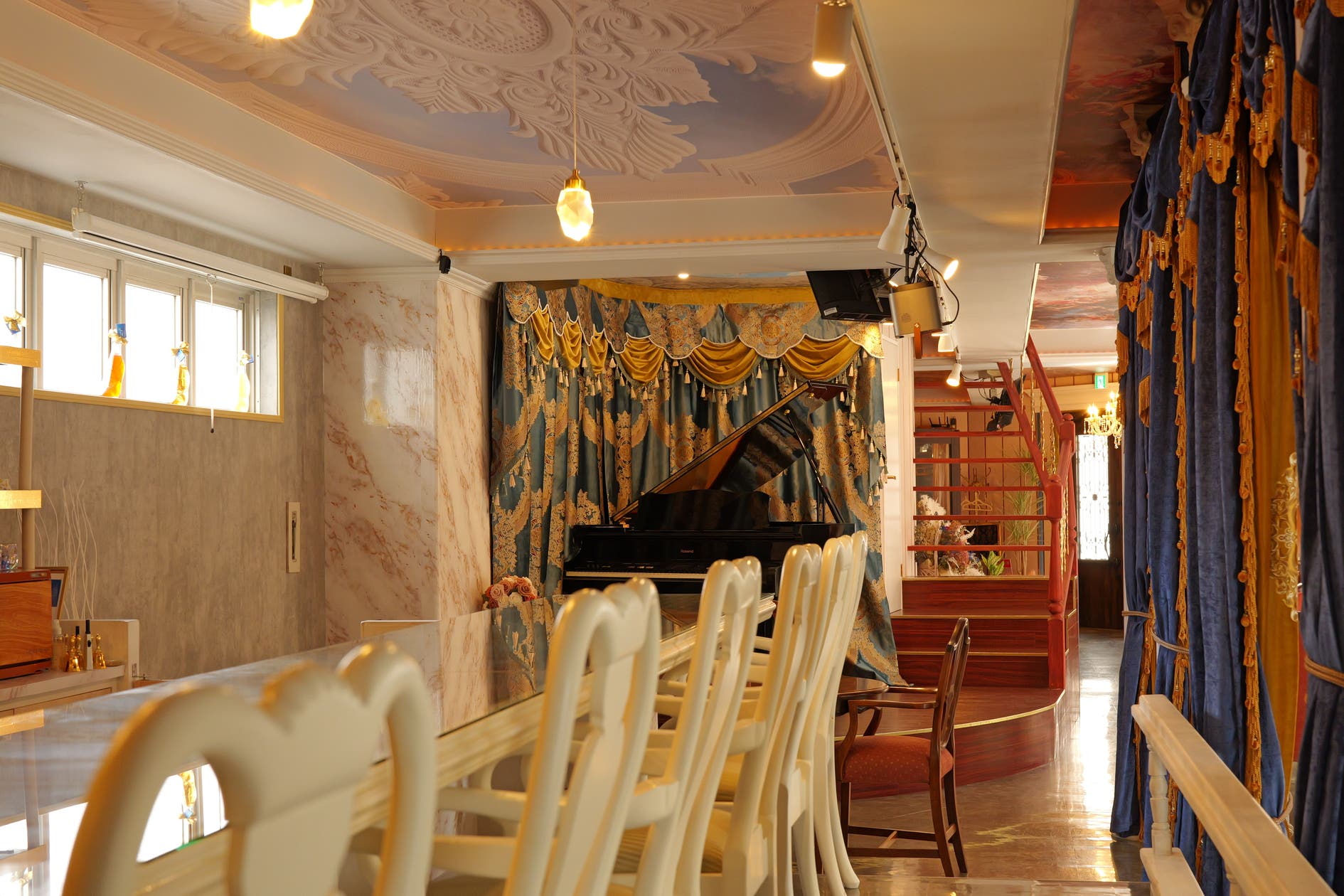 オリオン通り至近の175㎡路面店まるごと貸✨クラシカルな宮殿×姫系空間💕自然光🌅ピアノ🎹パーティー🍷プロジェクター📹の写真7