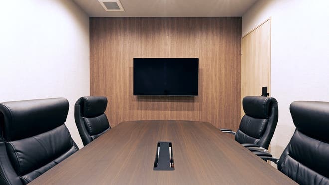 【栄駅から近く】重厚感ある椅子と大きなモニターがある貸し会議室の写真1