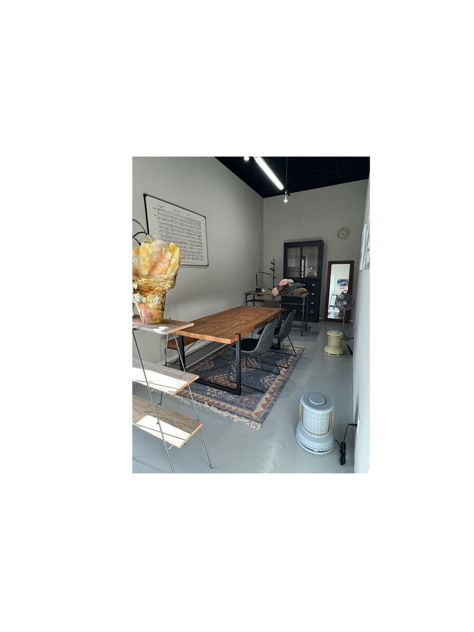 サロン　ダイニングテーブルとカウンターテーブルがあるリビングスタイルのオープンスペースの写真9