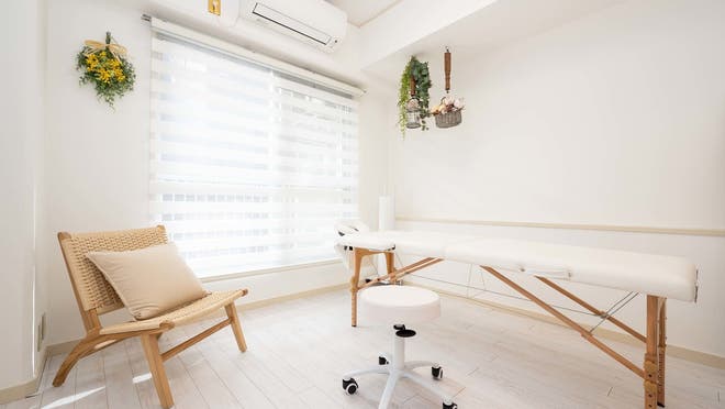 横浜駅5分|電動ベッド|完全個室|エレベーター付|備品充実|夢を叶えるセラピスト専用サロン。白を基調とした花に彩られる癒し空間。の写真1