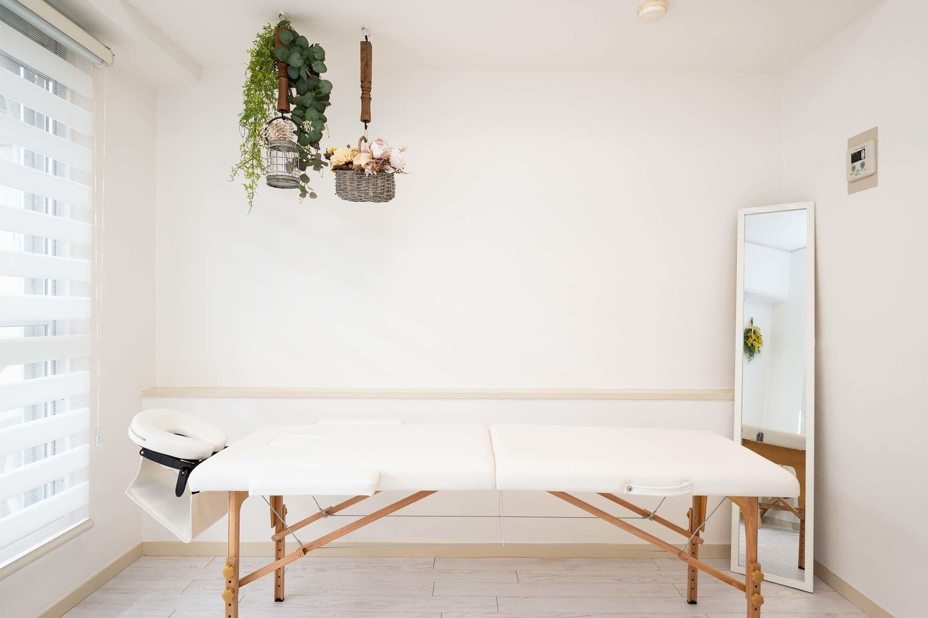 横浜駅5分｜電動ベッド｜完全個室｜エレベーター付｜備品充実｜夢を叶えるセラピスト専用サロン。白を基調とした花に彩られる癒し空間。の写真4