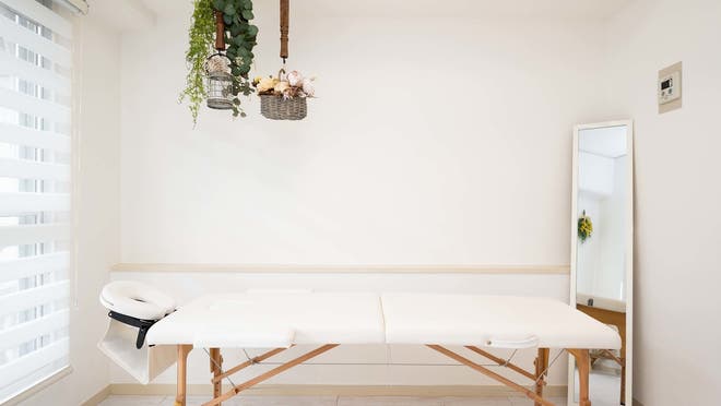 横浜駅5分|電動ベッド|完全個室|エレベーター付|備品充実|夢を叶えるセラピスト専用サロン。白を基調とした花に彩られる癒し空間。の写真4