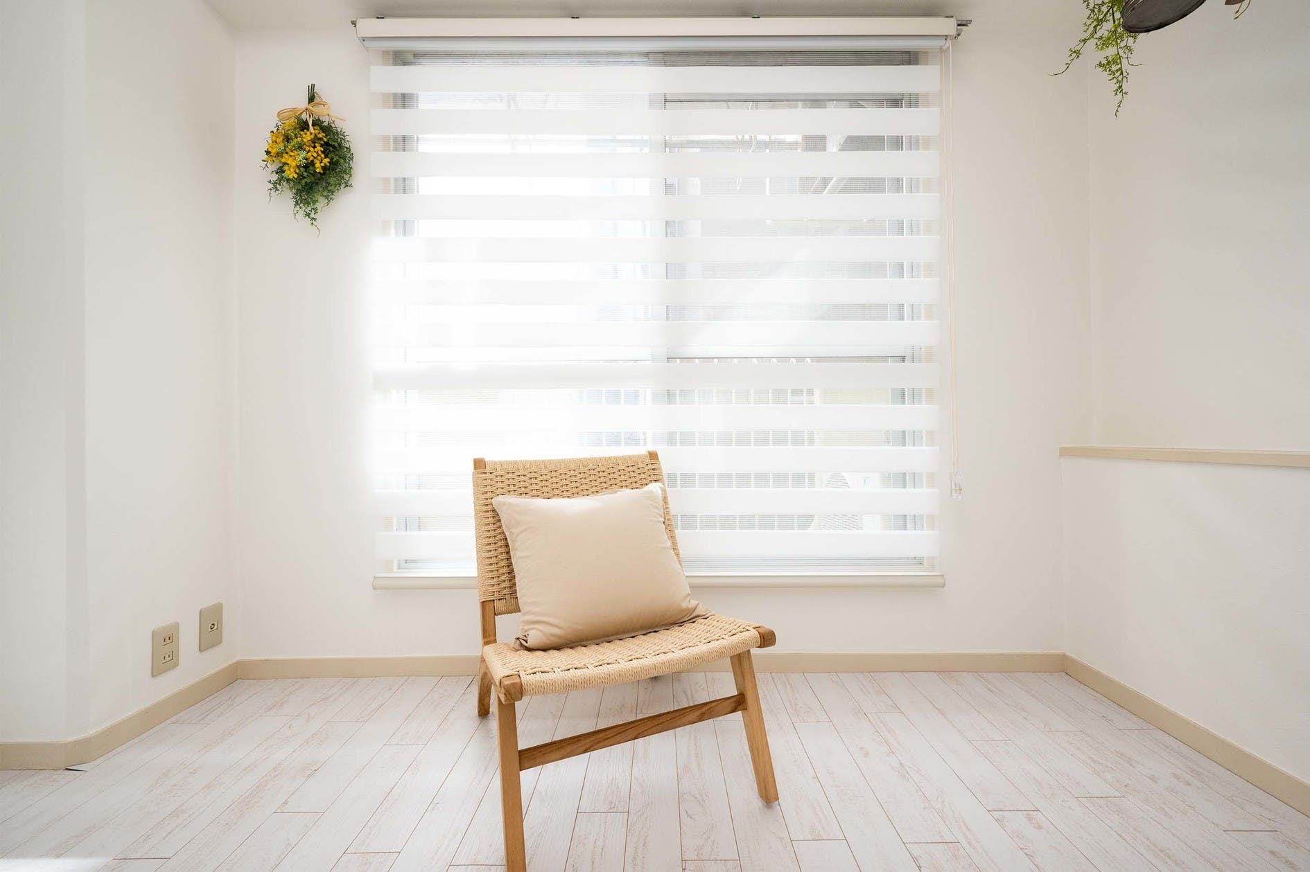 横浜駅5分｜電動ベッド｜完全個室｜エレベーター付｜備品充実｜夢を叶えるセラピスト専用サロン。白を基調とした花に彩られる癒し空間。の写真5