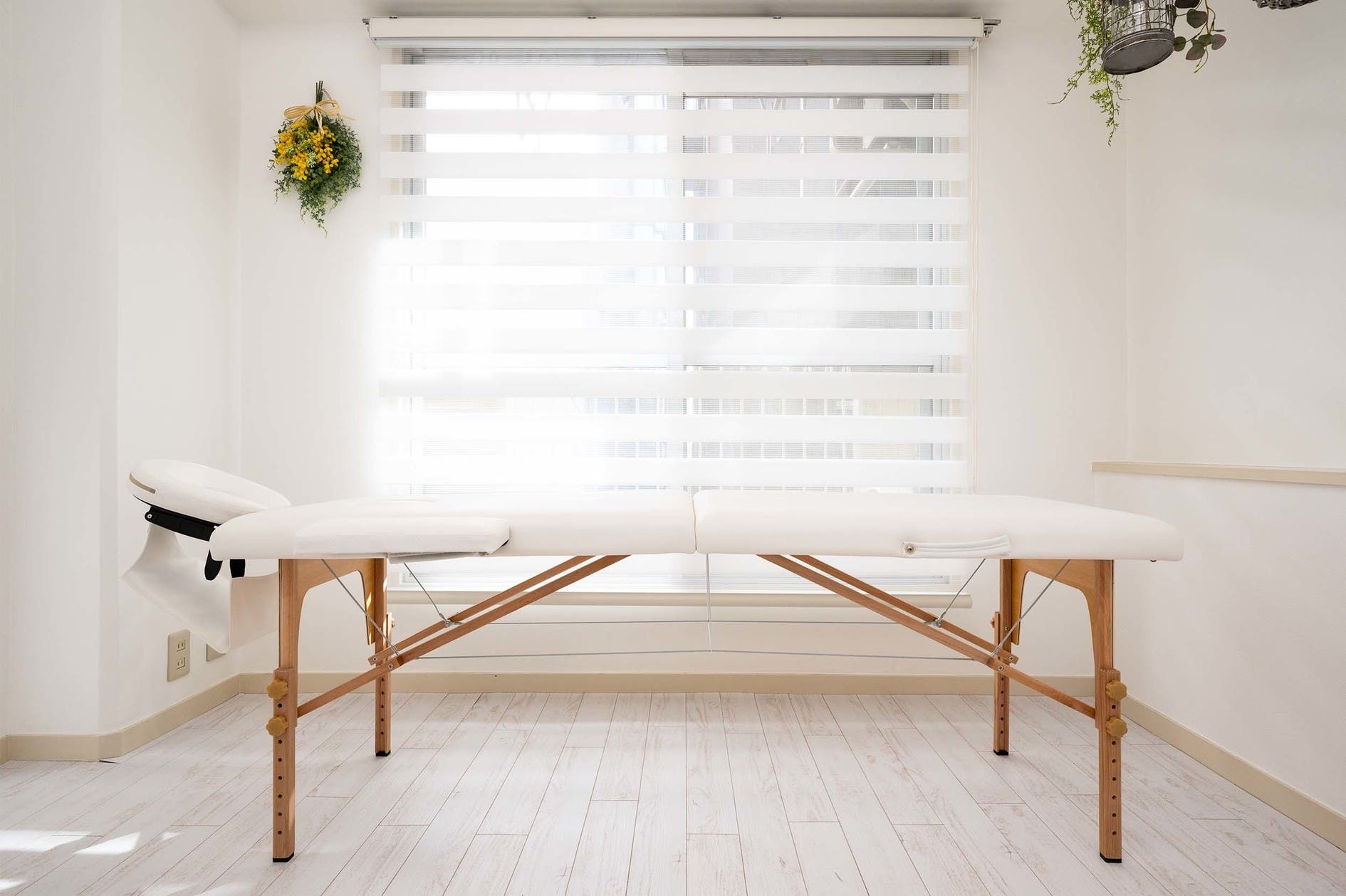 横浜駅5分｜電動ベッド｜完全個室｜エレベーター付｜備品充実｜夢を叶えるセラピスト専用サロン。白を基調とした花に彩られる癒し空間。の写真6