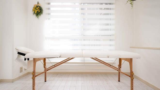 横浜駅5分|電動ベッド|完全個室|エレベーター付|備品充実|夢を叶えるセラピスト専用サロン。白を基調とした花に彩られる癒し空間。の写真6