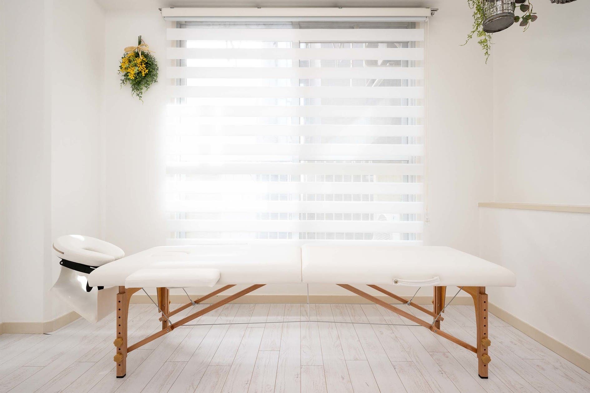 横浜駅5分｜電動ベッド｜完全個室｜エレベーター付｜備品充実｜夢を叶えるセラピスト専用サロン。白を基調とした花に彩られる癒し空間。の写真7