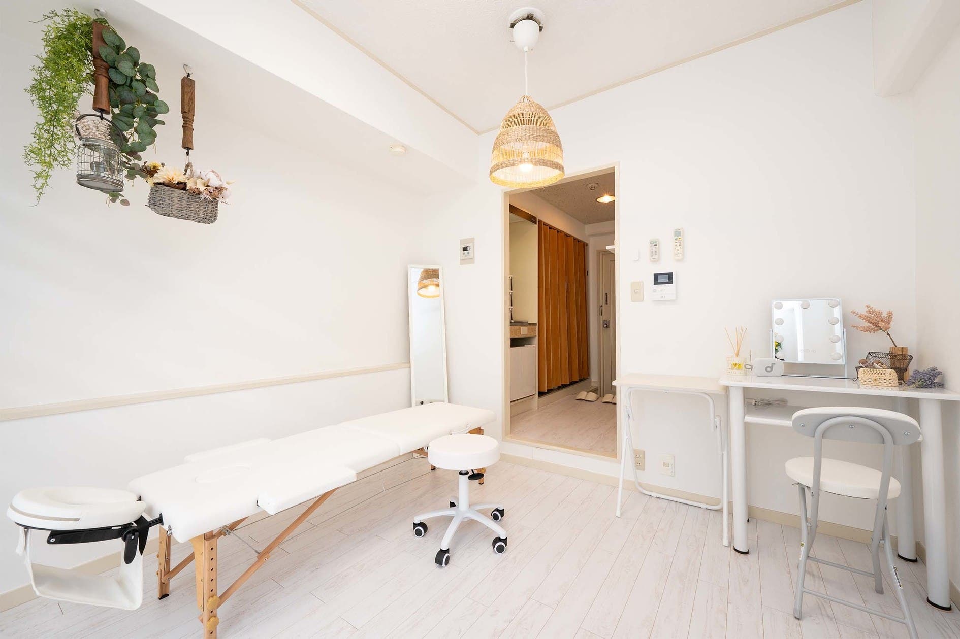 横浜駅5分｜電動ベッド｜完全個室｜エレベーター付｜備品充実｜夢を叶えるセラピスト専用サロン。白を基調とした花に彩られる癒し空間。の写真8