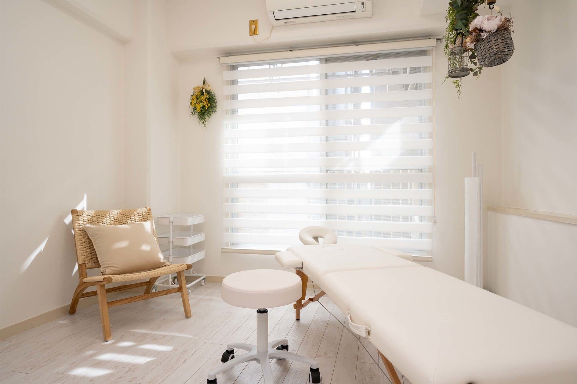 横浜駅5分｜電動ベッド｜完全個室｜エレベーター付｜備品充実｜夢を叶えるセラピスト専用サロン。白を基調とした花に彩られる癒し空間。の写真9