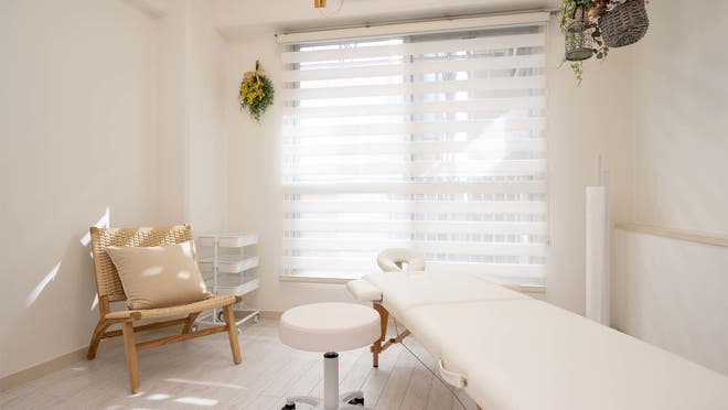 横浜駅5分|電動ベッド|完全個室|エレベーター付|備品充実|夢を叶えるセラピスト専用サロン。白を基調とした花に彩られる癒し空間。の写真9