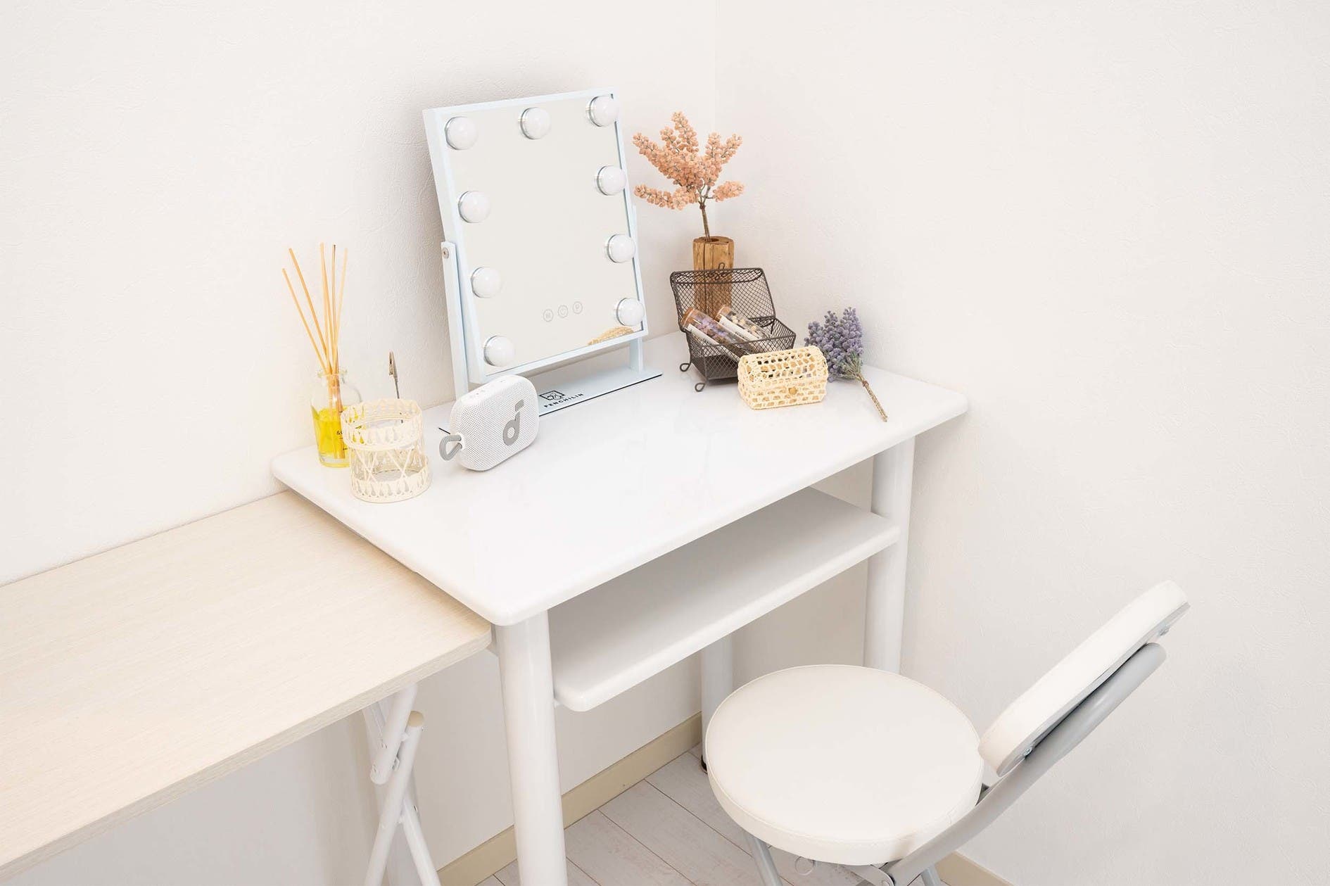 横浜駅5分｜電動ベッド｜完全個室｜エレベーター付｜備品充実｜夢を叶えるセラピスト専用サロン。白を基調とした花に彩られる癒し空間。の写真11