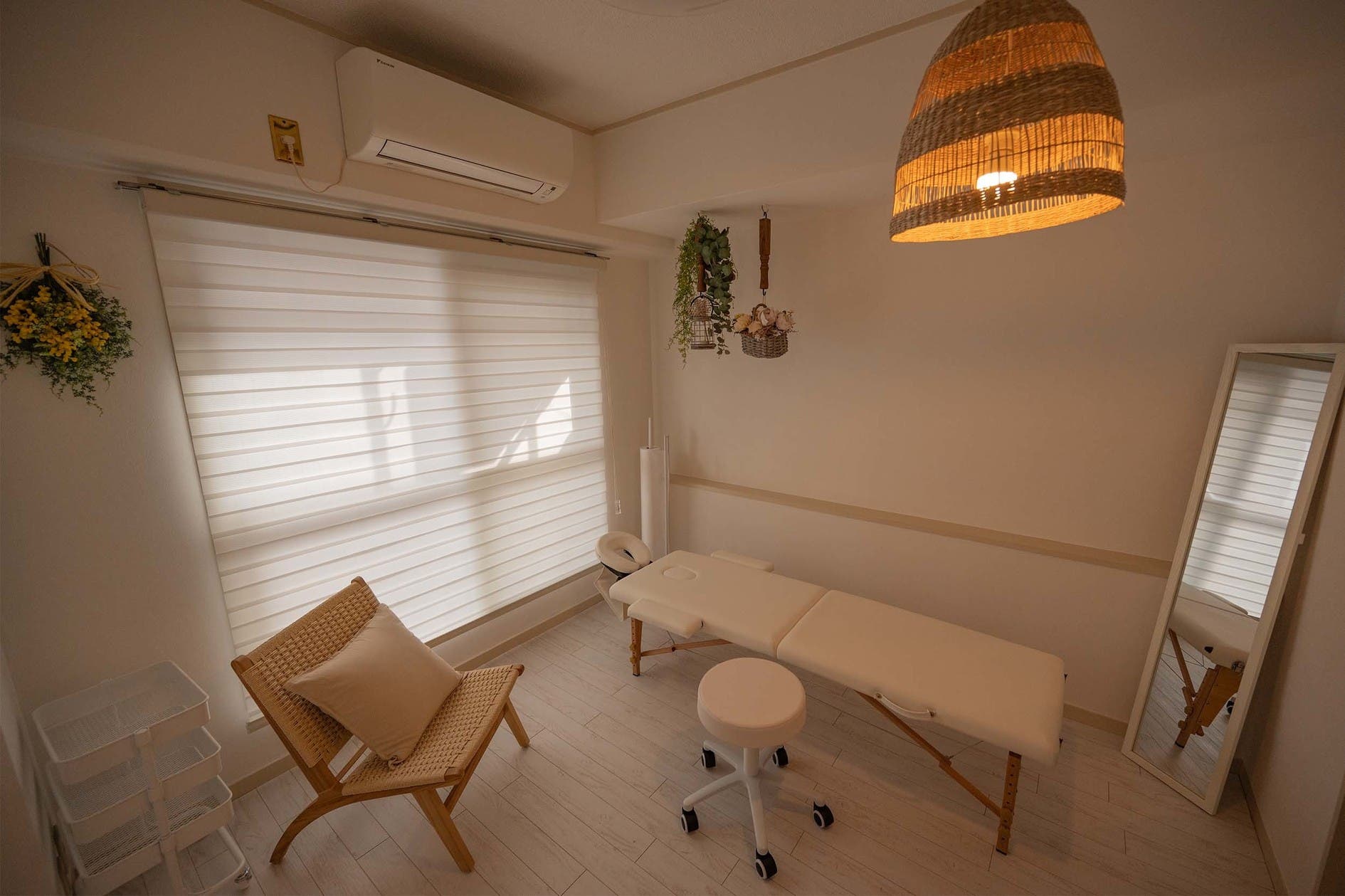 横浜駅5分｜電動ベッド｜完全個室｜エレベーター付｜備品充実｜夢を叶えるセラピスト専用サロン。白を基調とした花に彩られる癒し空間。の写真12