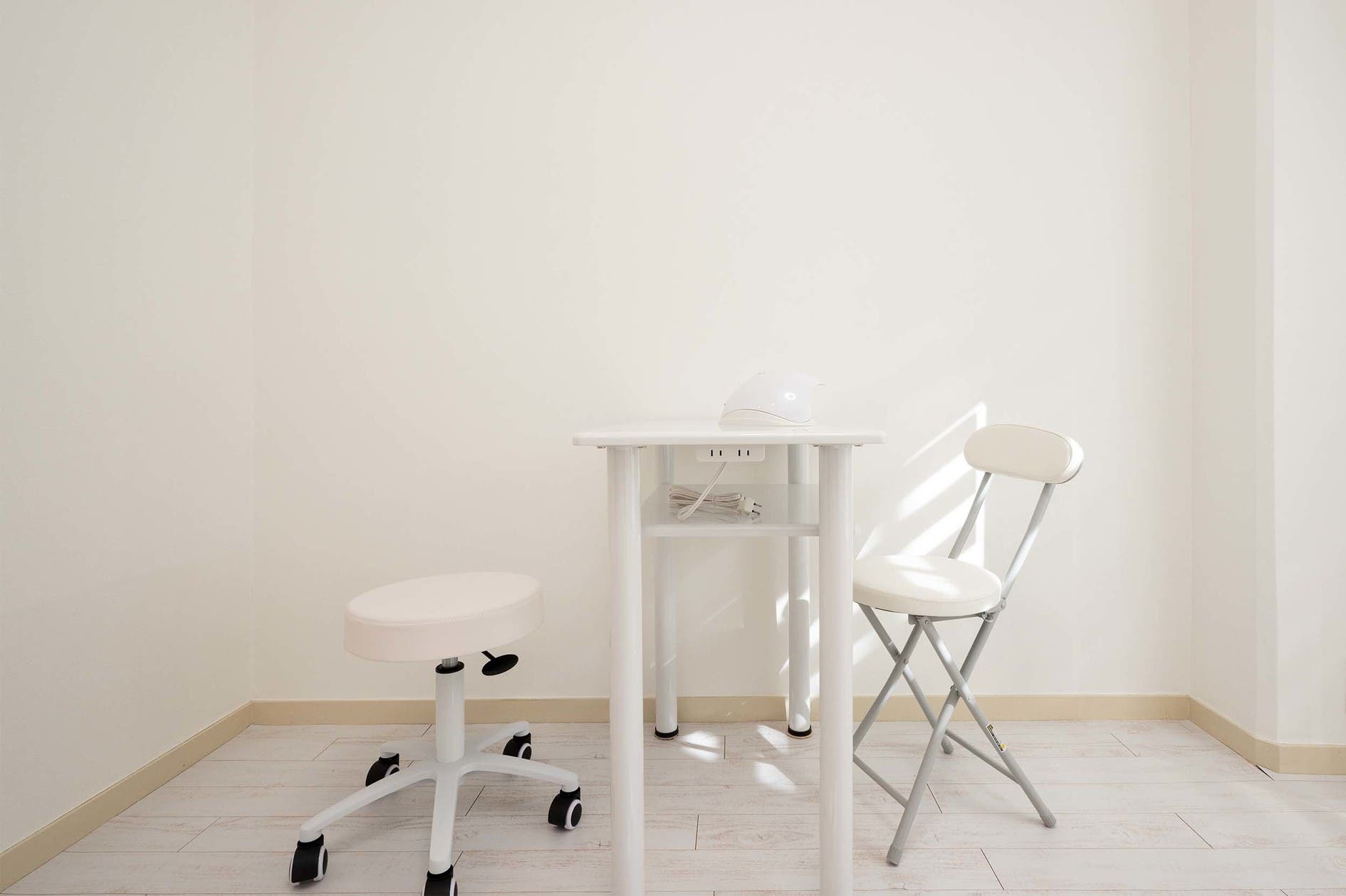 横浜駅5分｜電動ベッド｜完全個室｜エレベーター付｜備品充実｜夢を叶えるセラピスト専用サロン。白を基調とした花に彩られる癒し空間。の写真13