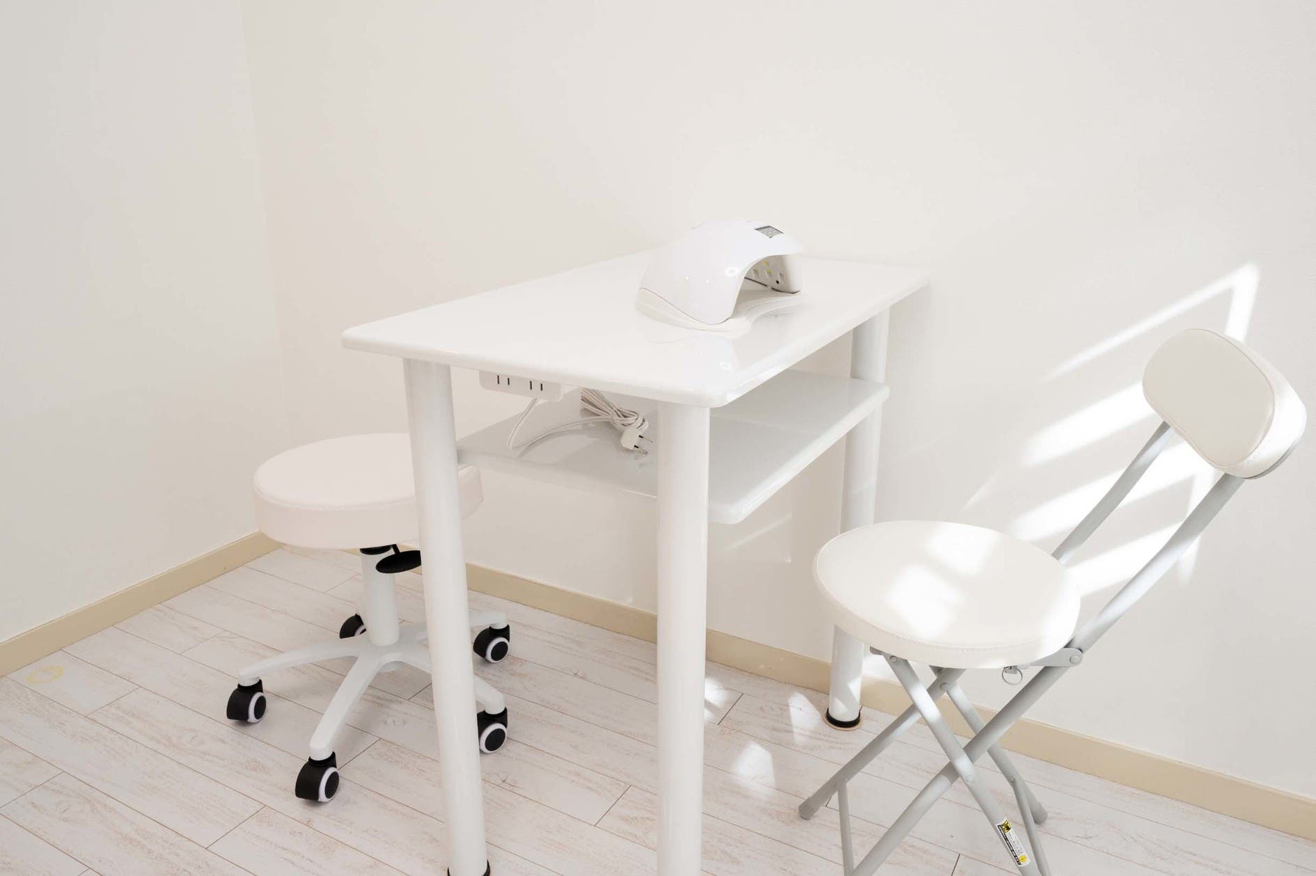 横浜駅5分｜電動ベッド｜完全個室｜エレベーター付｜備品充実｜夢を叶えるセラピスト専用サロン。白を基調とした花に彩られる癒し空間。の写真14