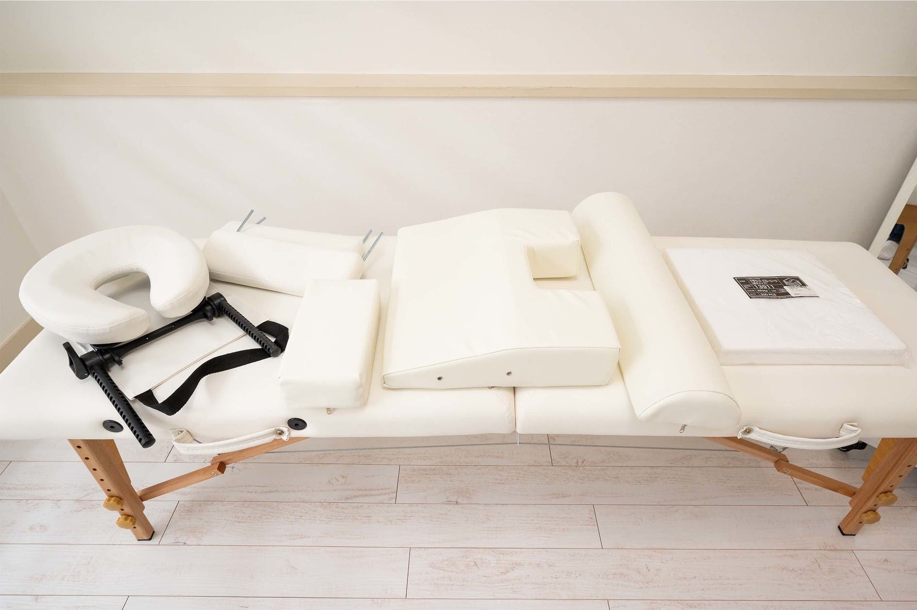 横浜駅5分｜電動ベッド｜完全個室｜エレベーター付｜備品充実｜夢を叶えるセラピスト専用サロン。白を基調とした花に彩られる癒し空間。の写真16