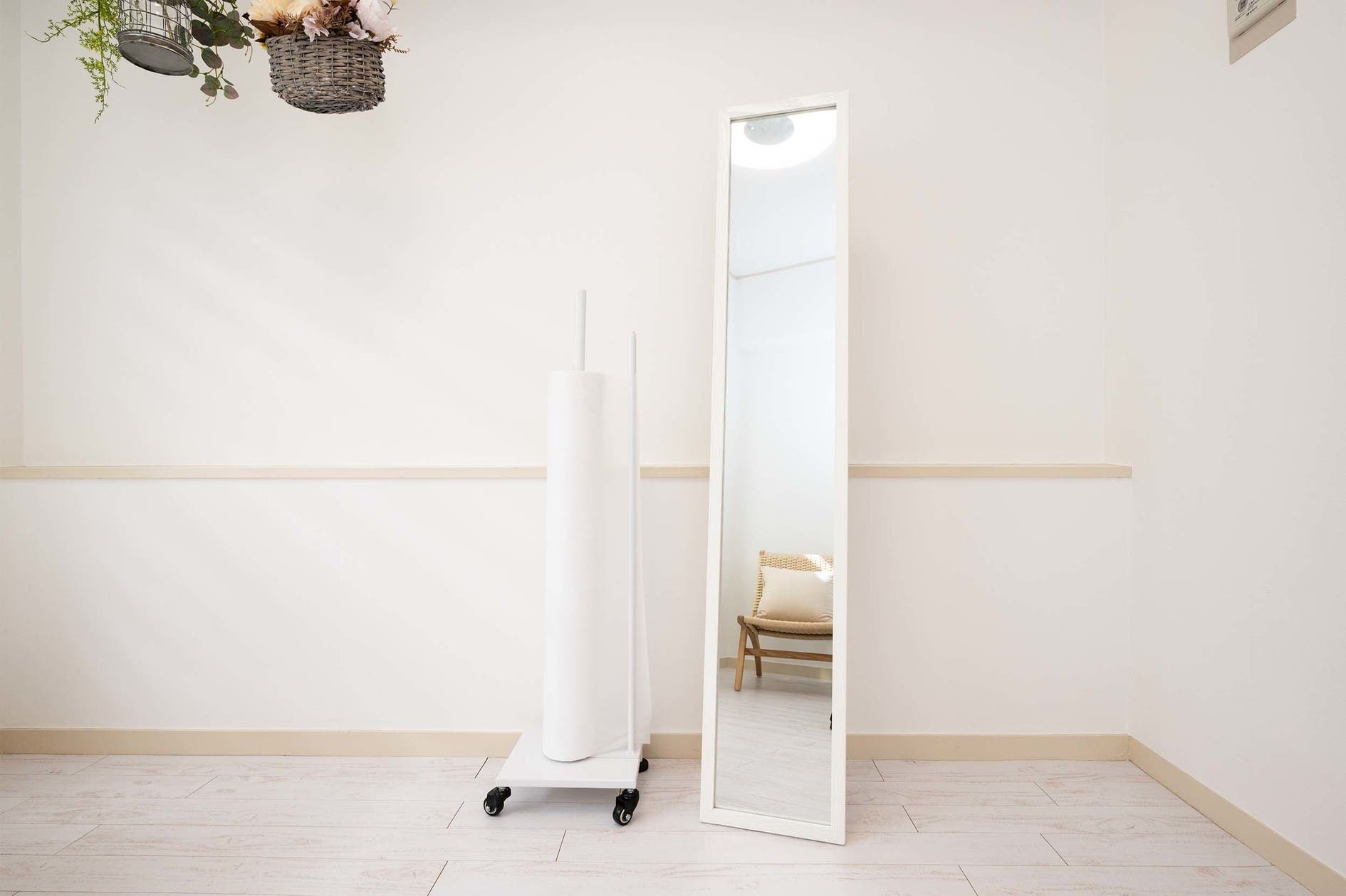 横浜駅5分｜電動ベッド｜完全個室｜エレベーター付｜備品充実｜夢を叶えるセラピスト専用サロン。白を基調とした花に彩られる癒し空間。の写真17