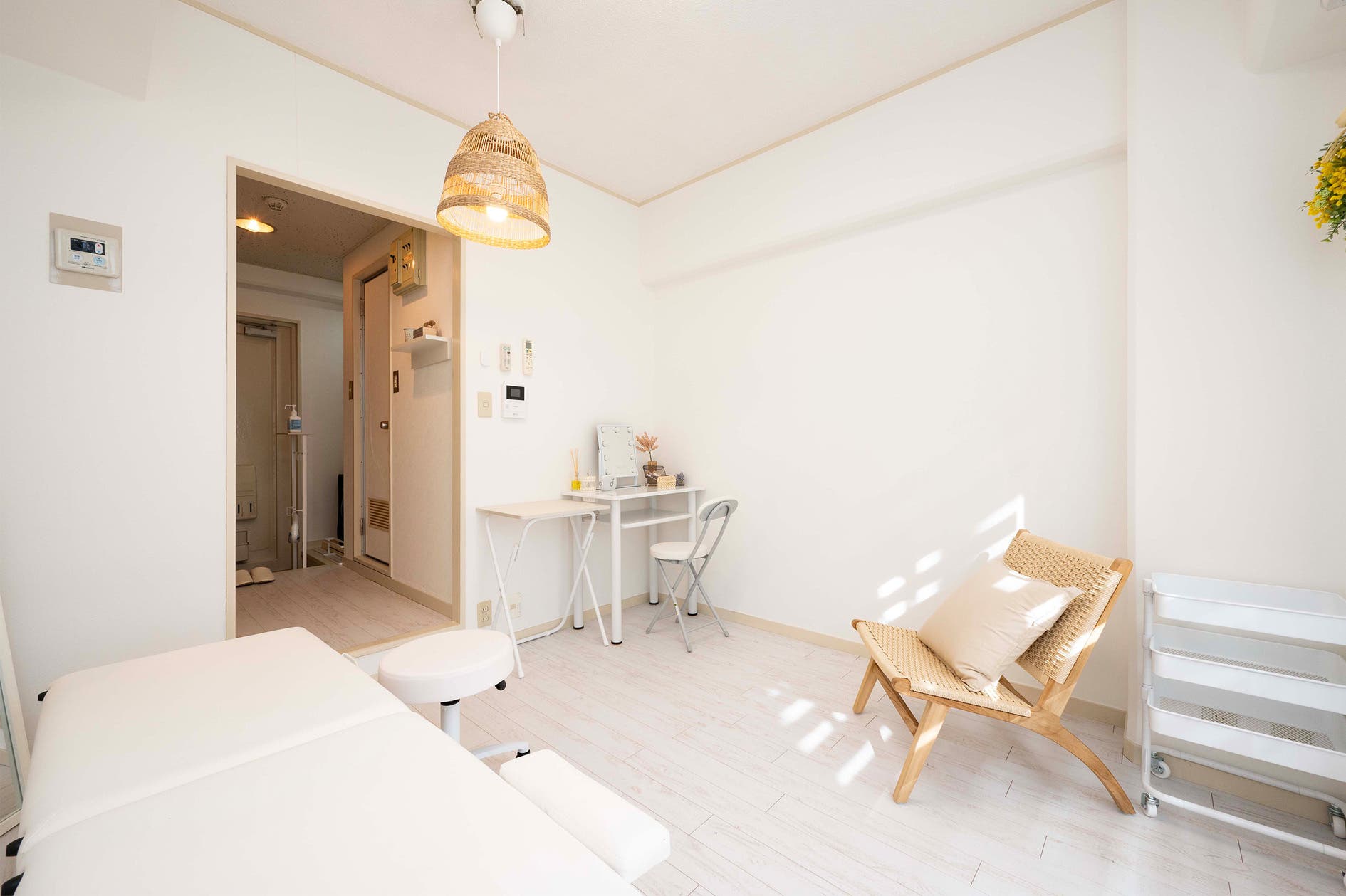 横浜駅5分｜電動ベッド｜完全個室｜エレベーター付｜備品充実｜夢を叶えるセラピスト専用サロン。白を基調とした花に彩られる癒し空間。の写真25