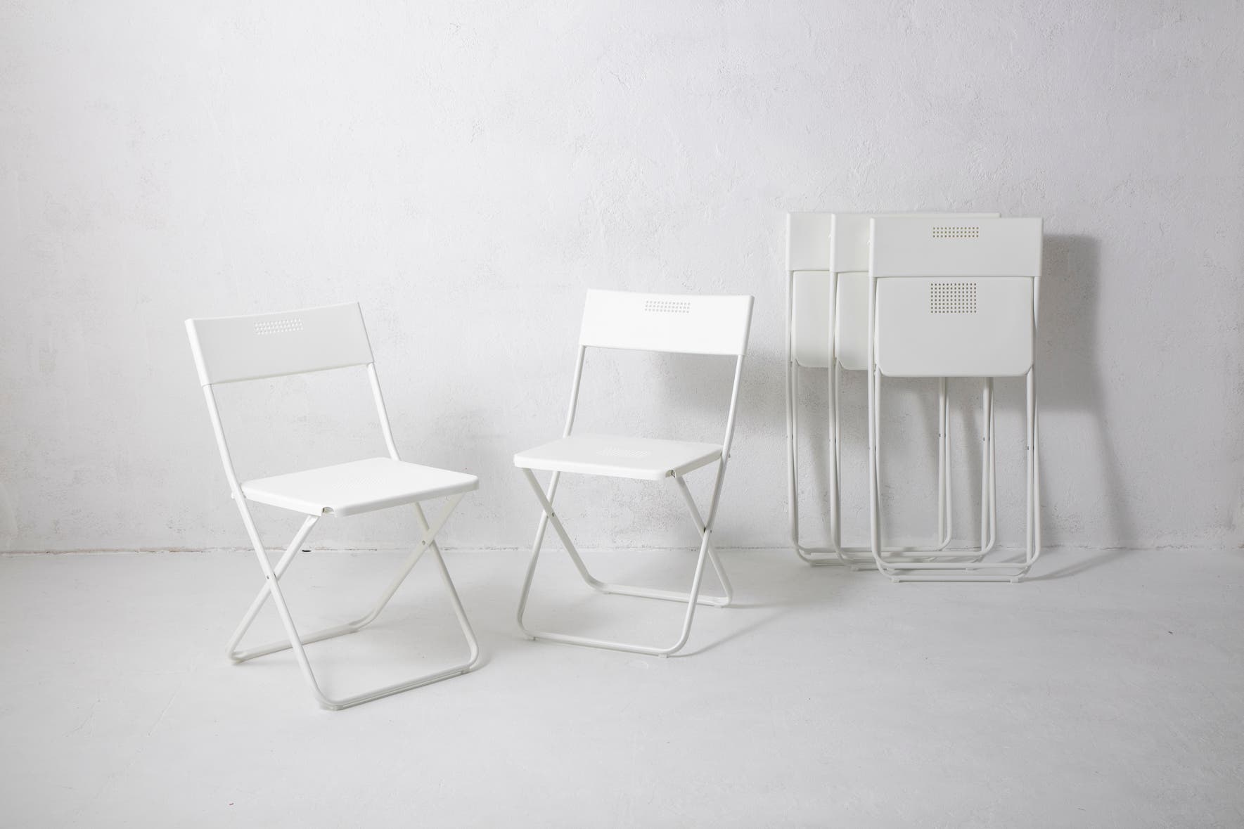 白い折り畳みイスの画像1